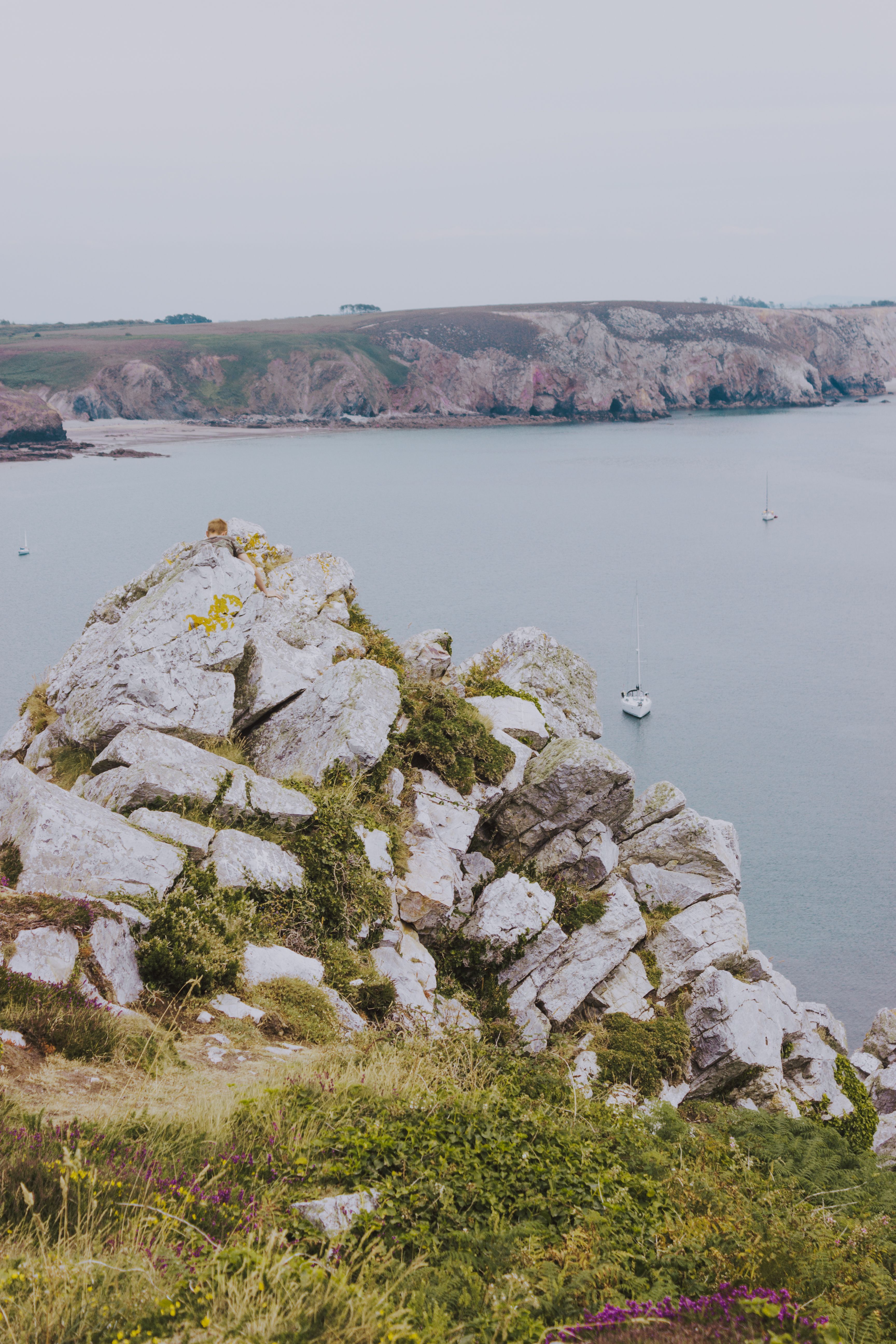 Rocky slope on coast of bay · Free Stock Photo