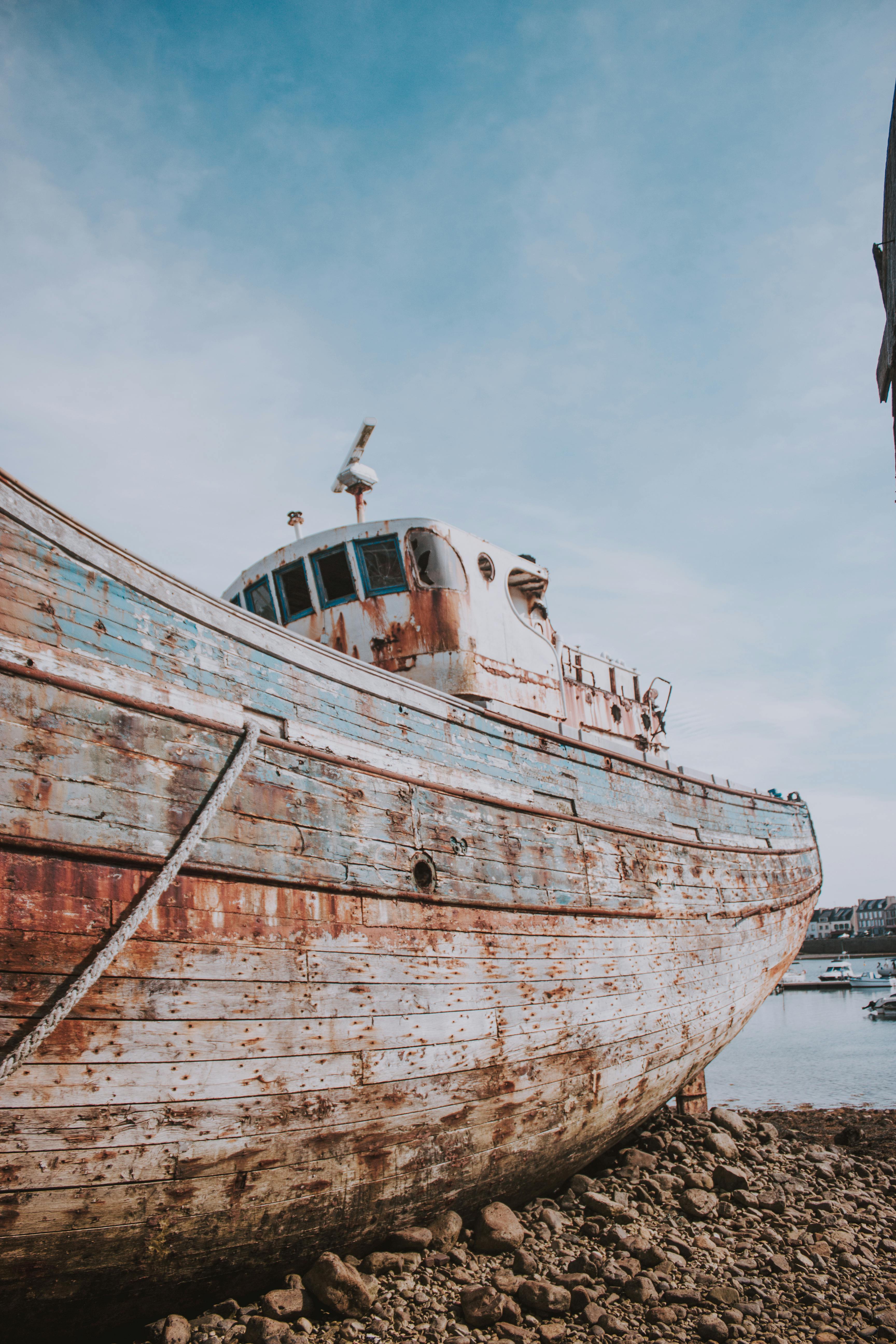Old ship on beach in summer · Free Stock Photo