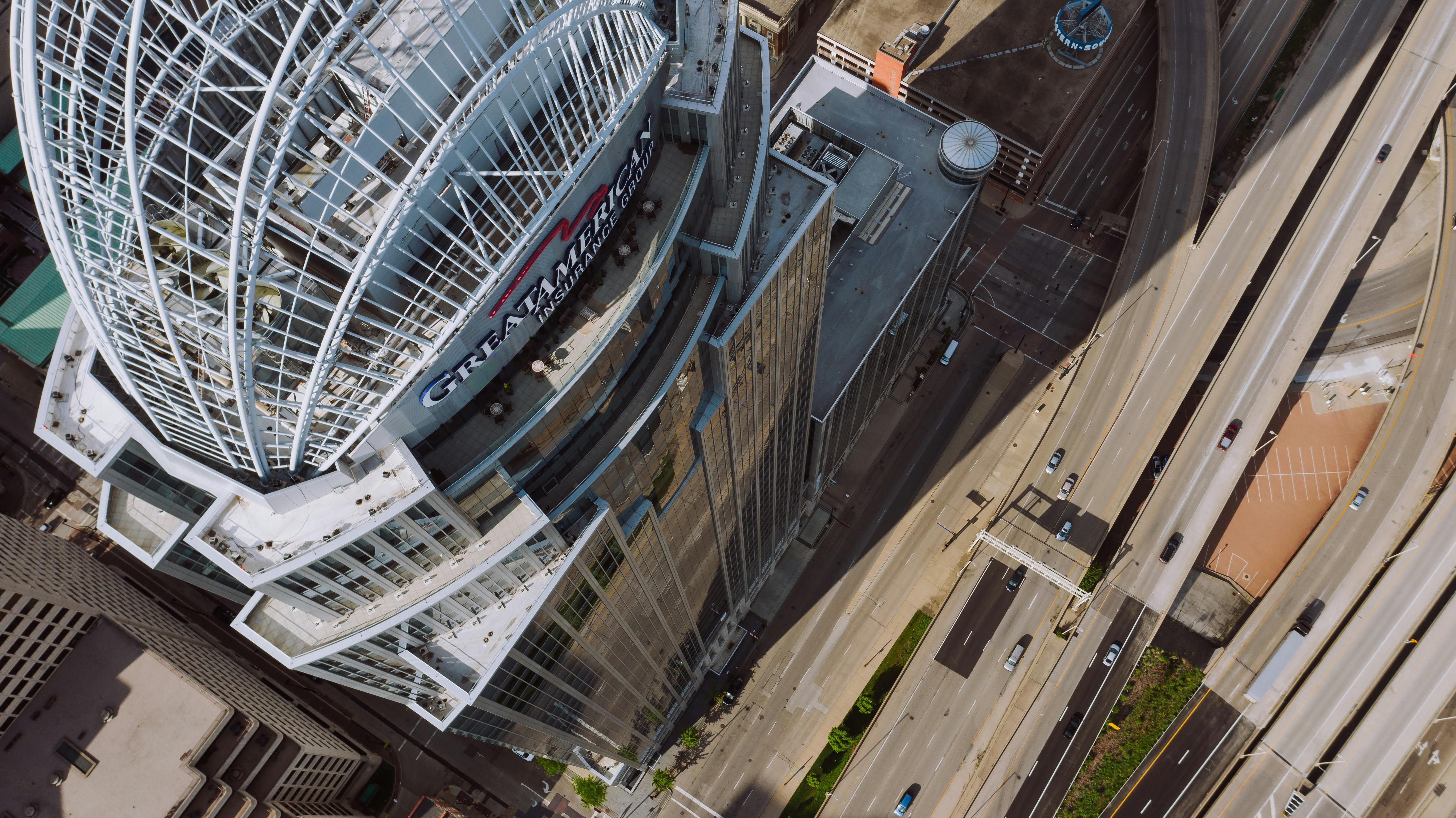 High building next to road · Free Stock Photo