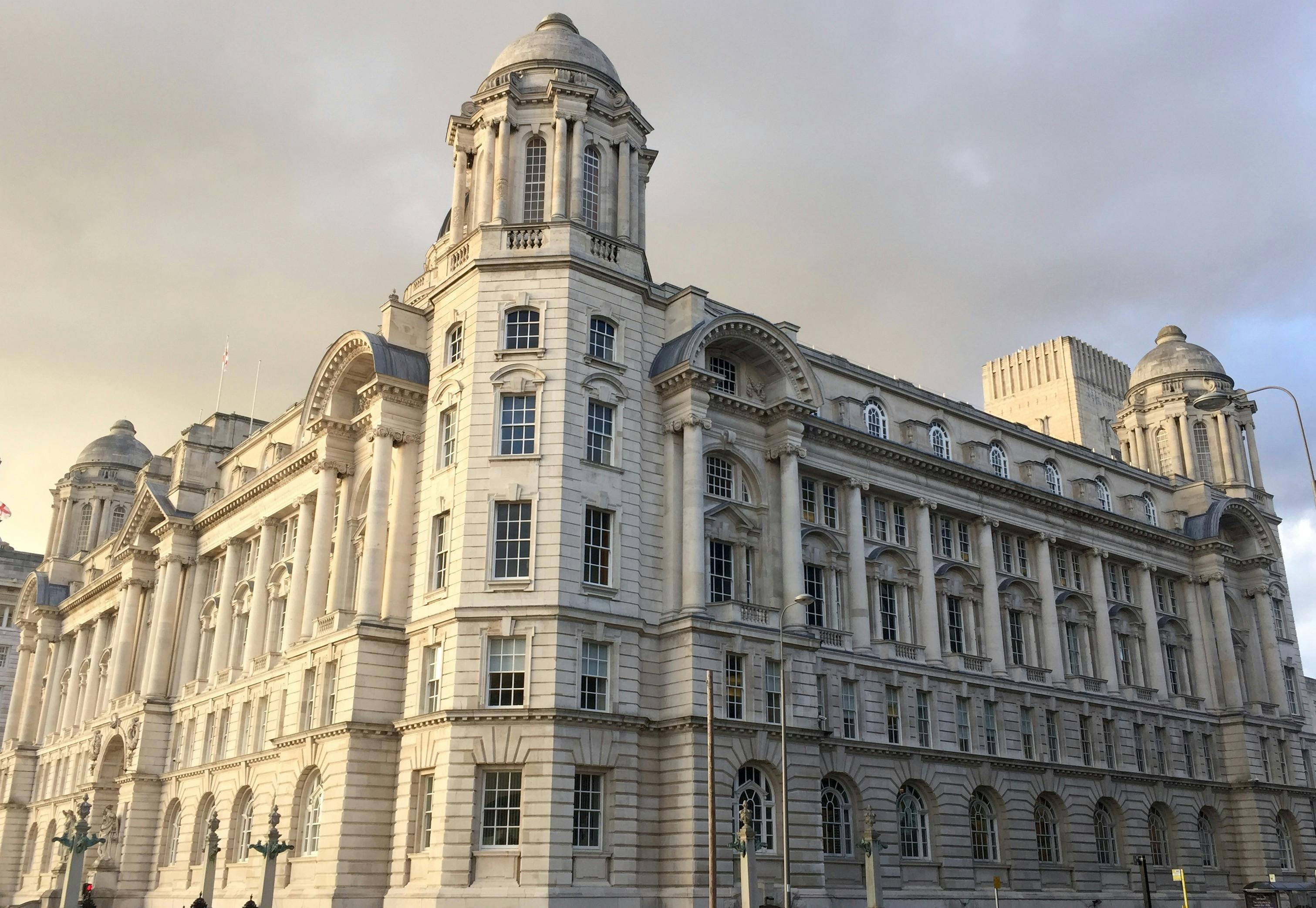 Beige Concrete Building · Free Stock Photo