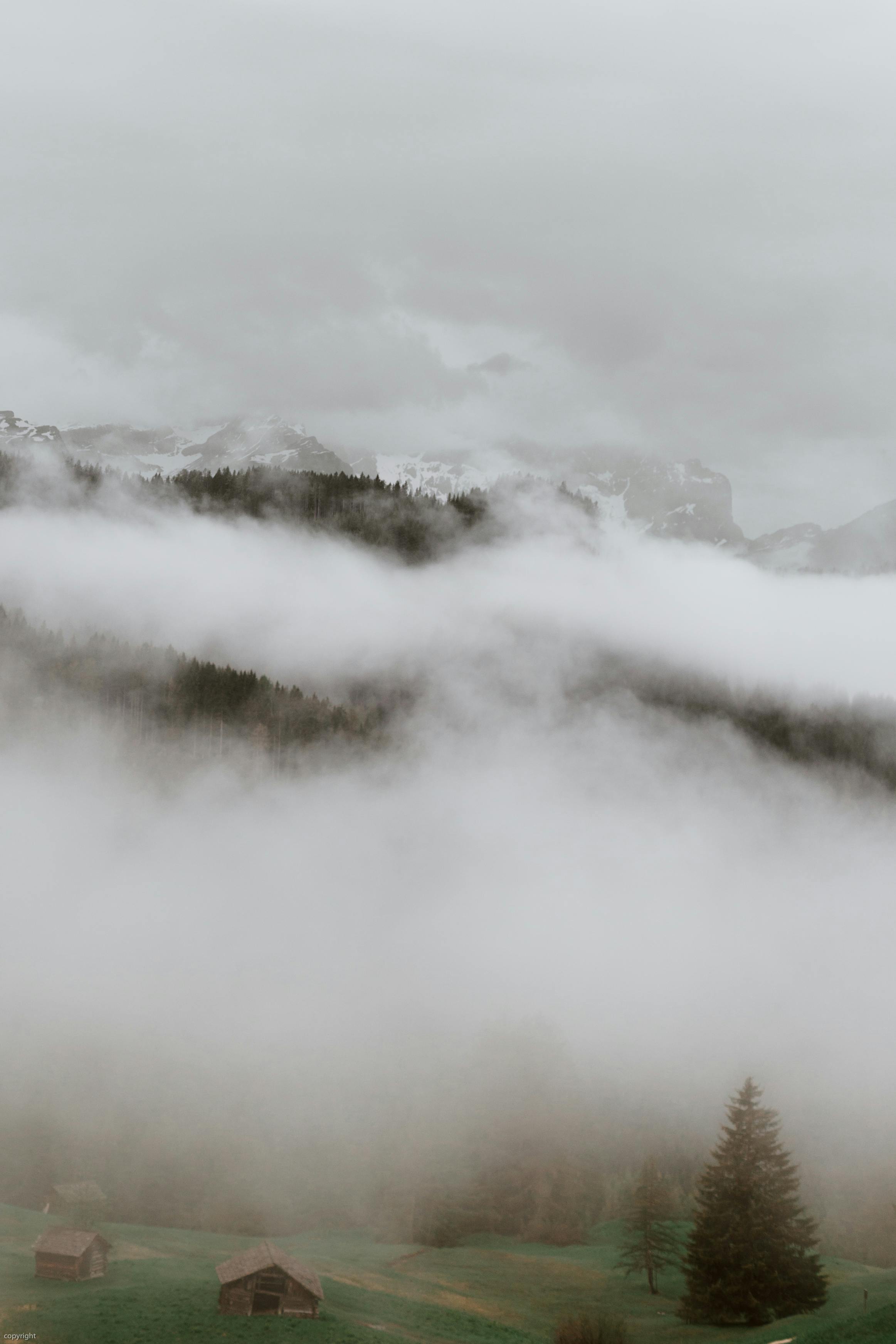 Mountain peaks under thick fog · Free Stock Photo