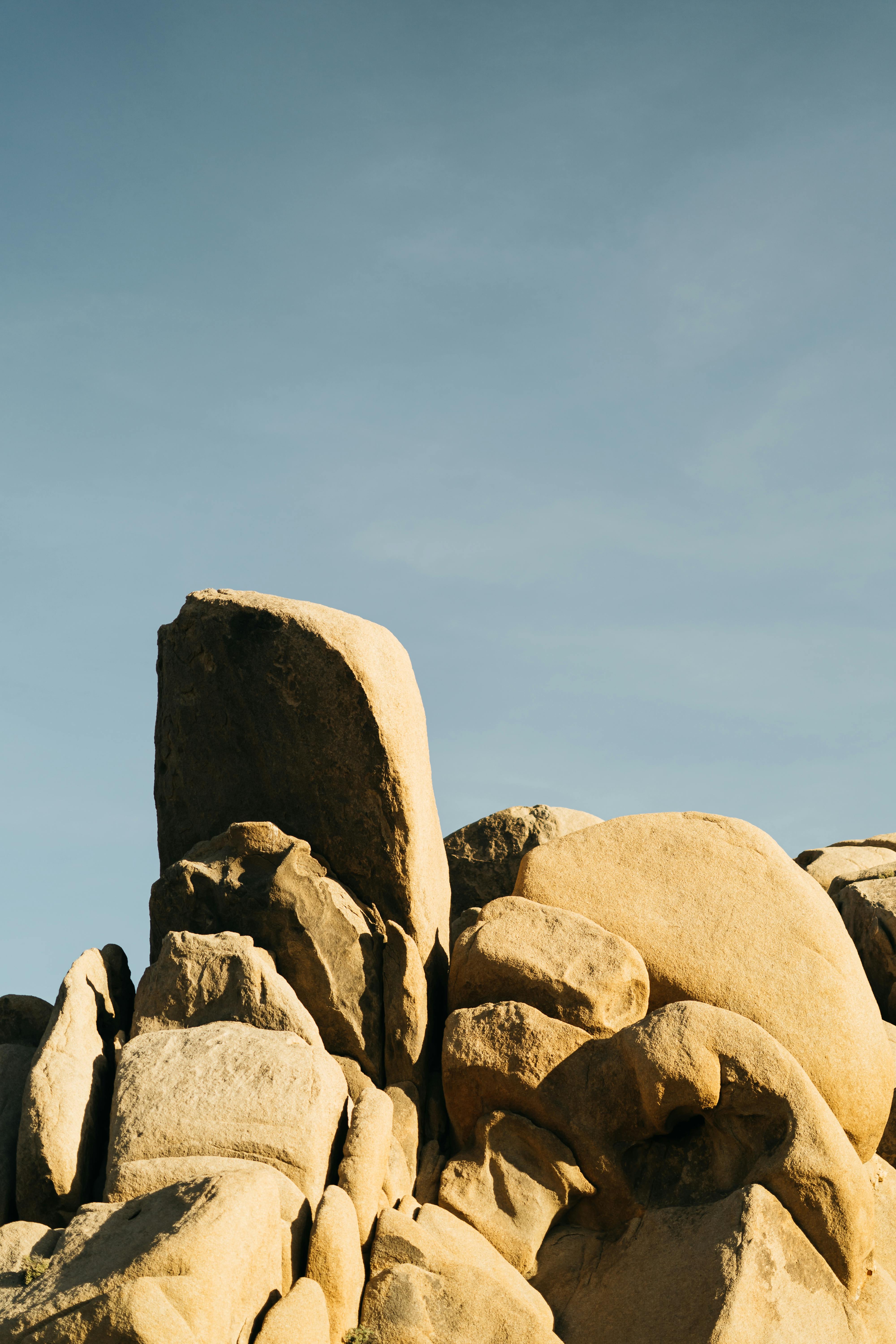 Dramatic rocky ravine in mountainous terrain · Free Stock Photo