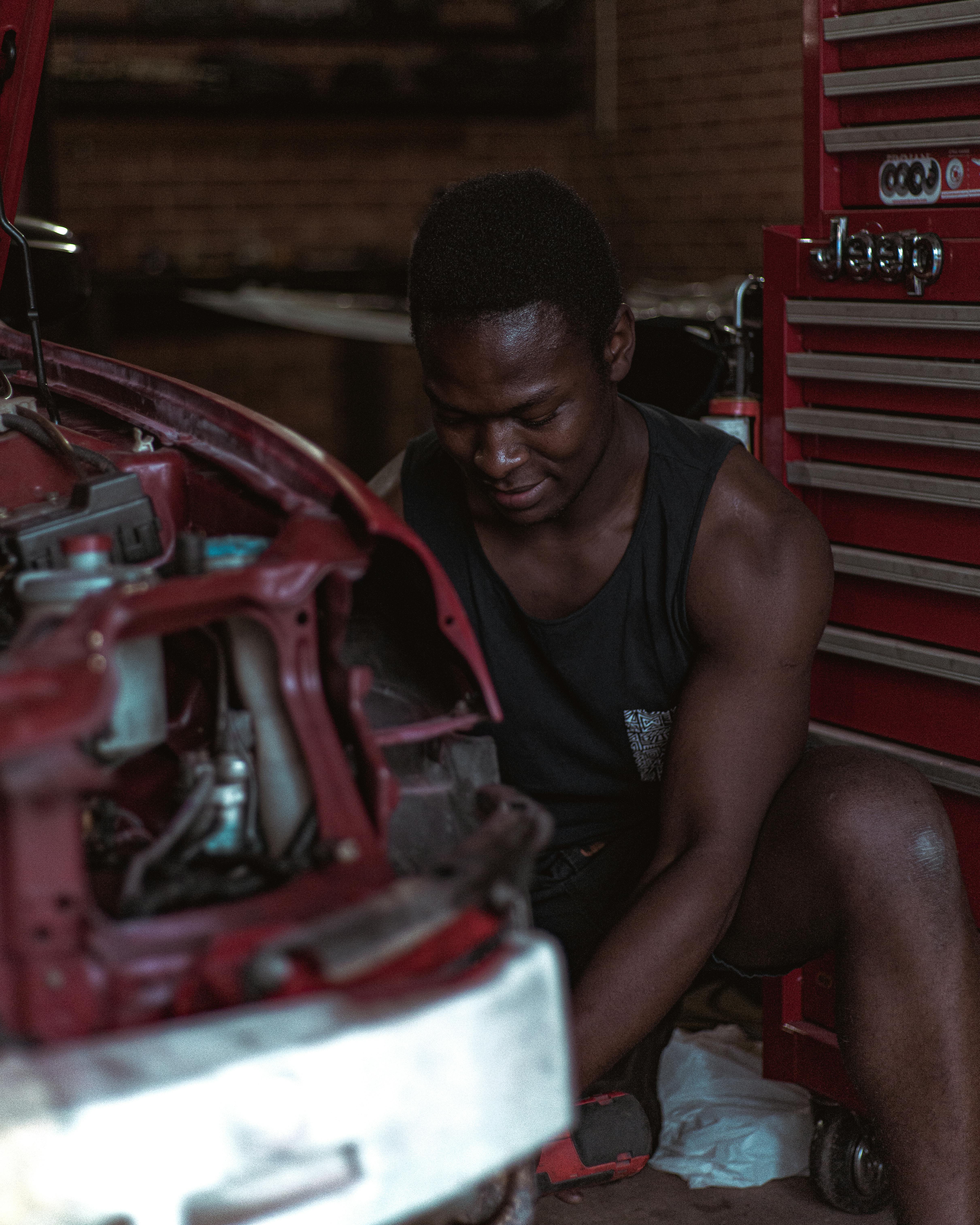 Young Auto Technician At Work Photos, Download The BEST Free Young Auto ...