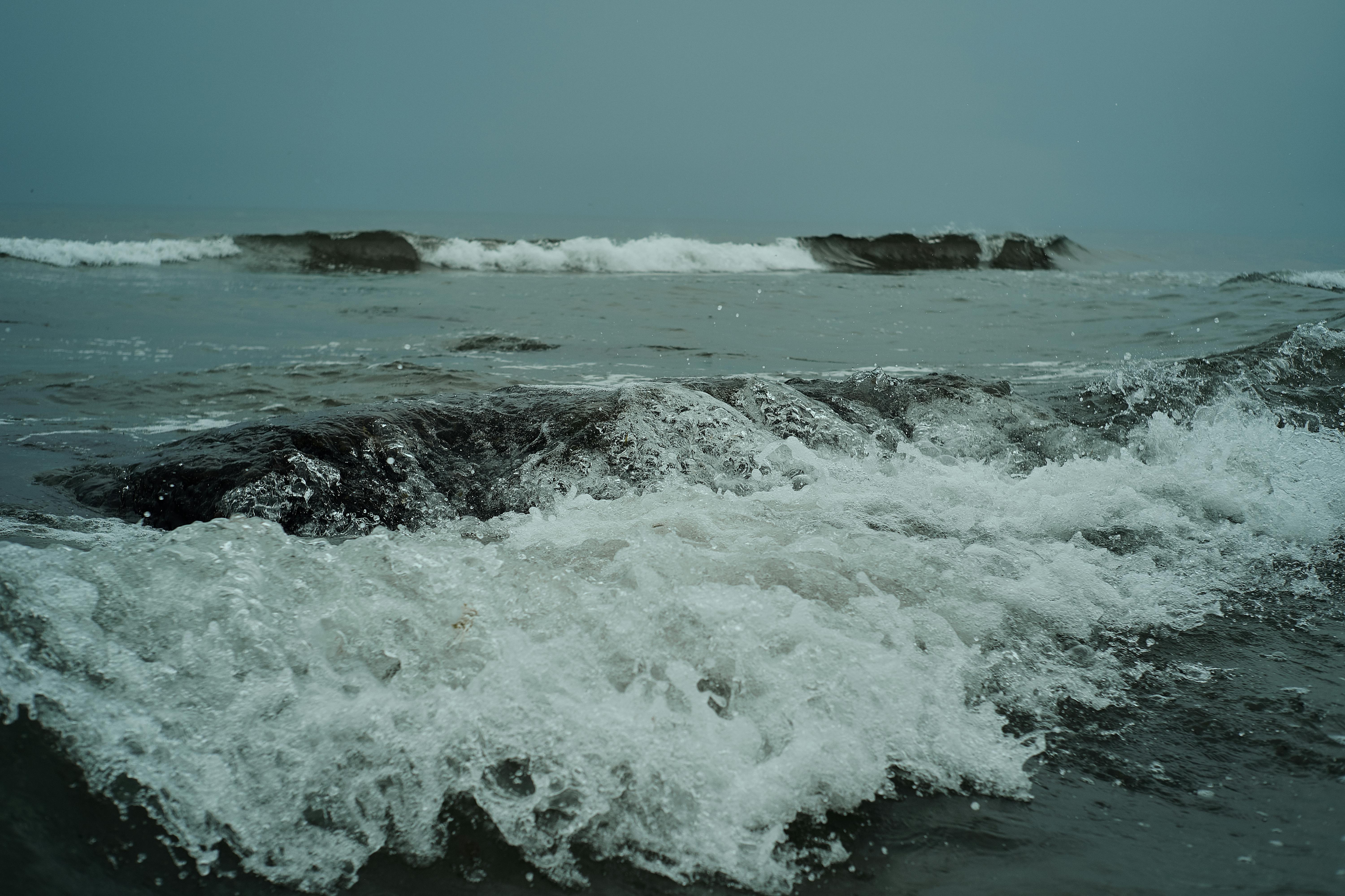 Small waves crashing near coast · Free Stock Photo