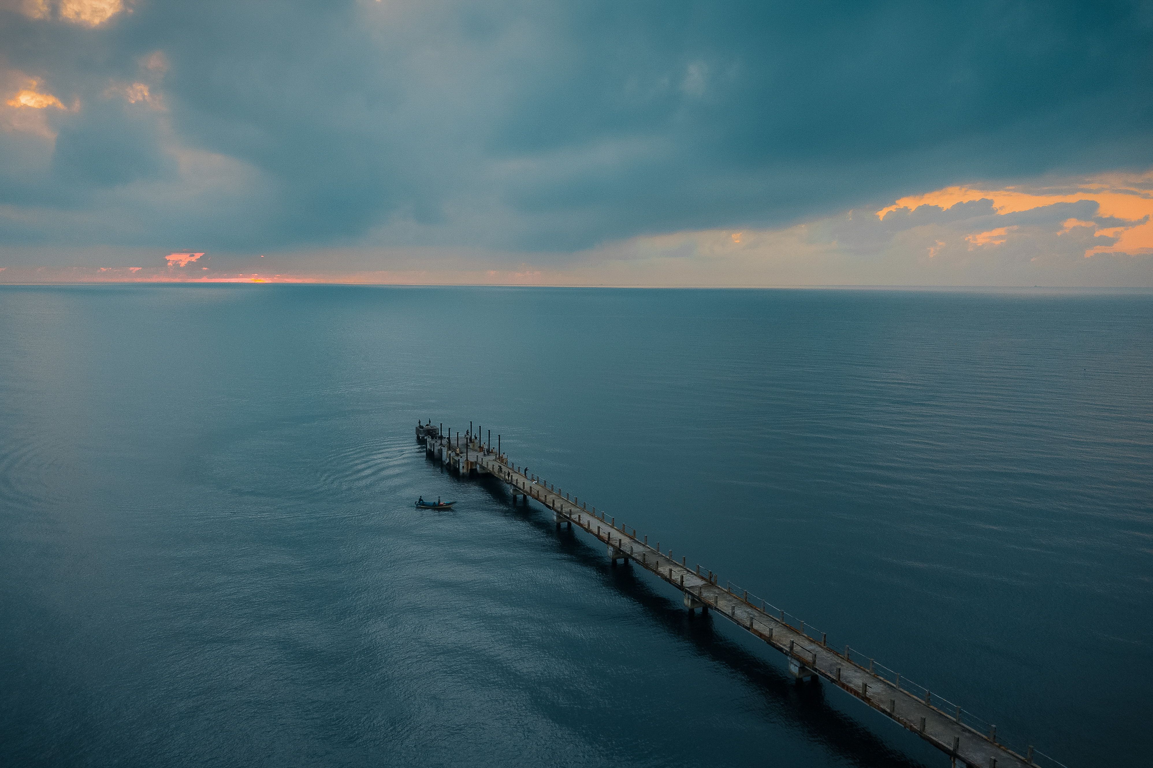 Silent ocean under light blue sky · Free Stock Photo