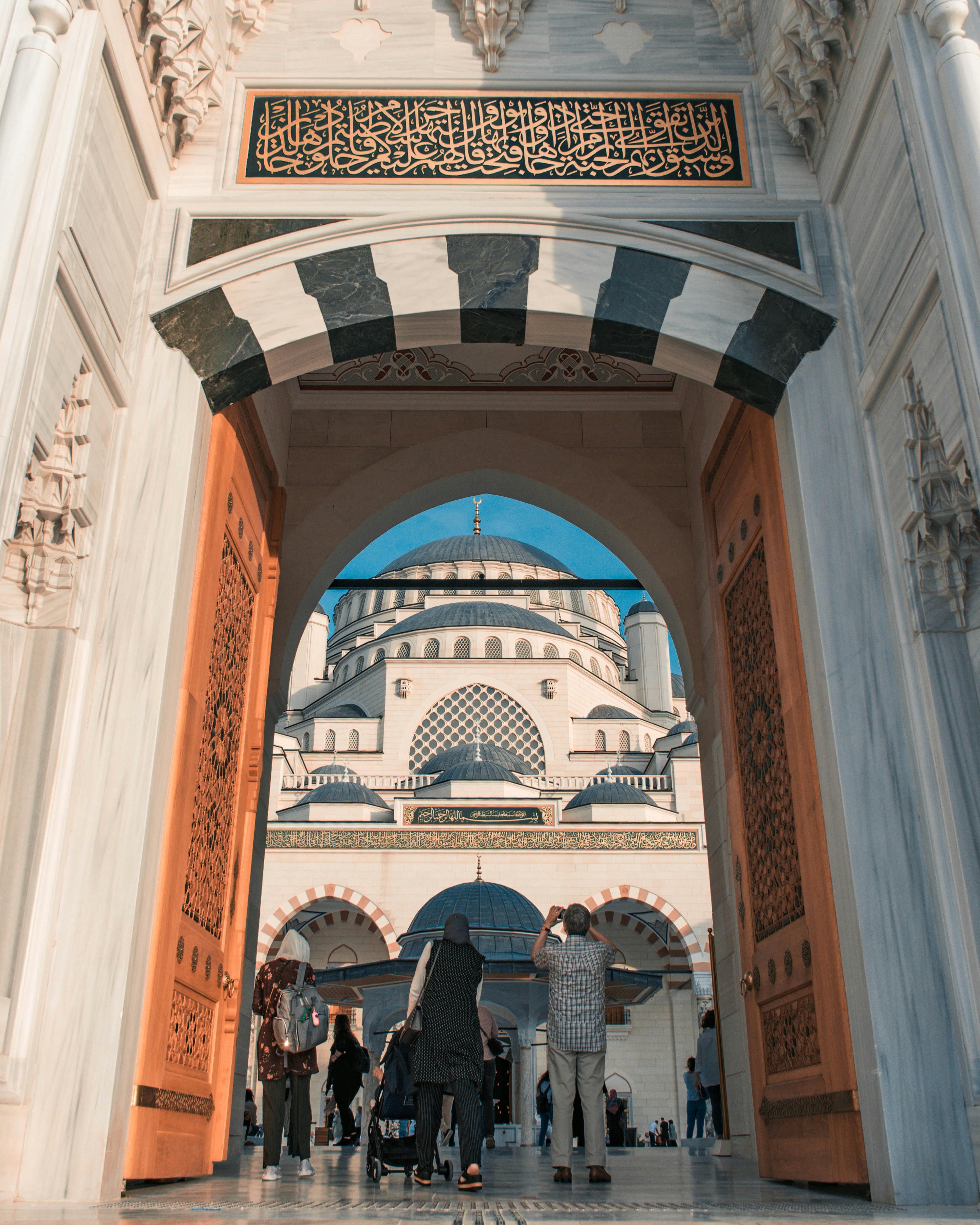 Ornamental archway of old mosque · Free Stock Photo