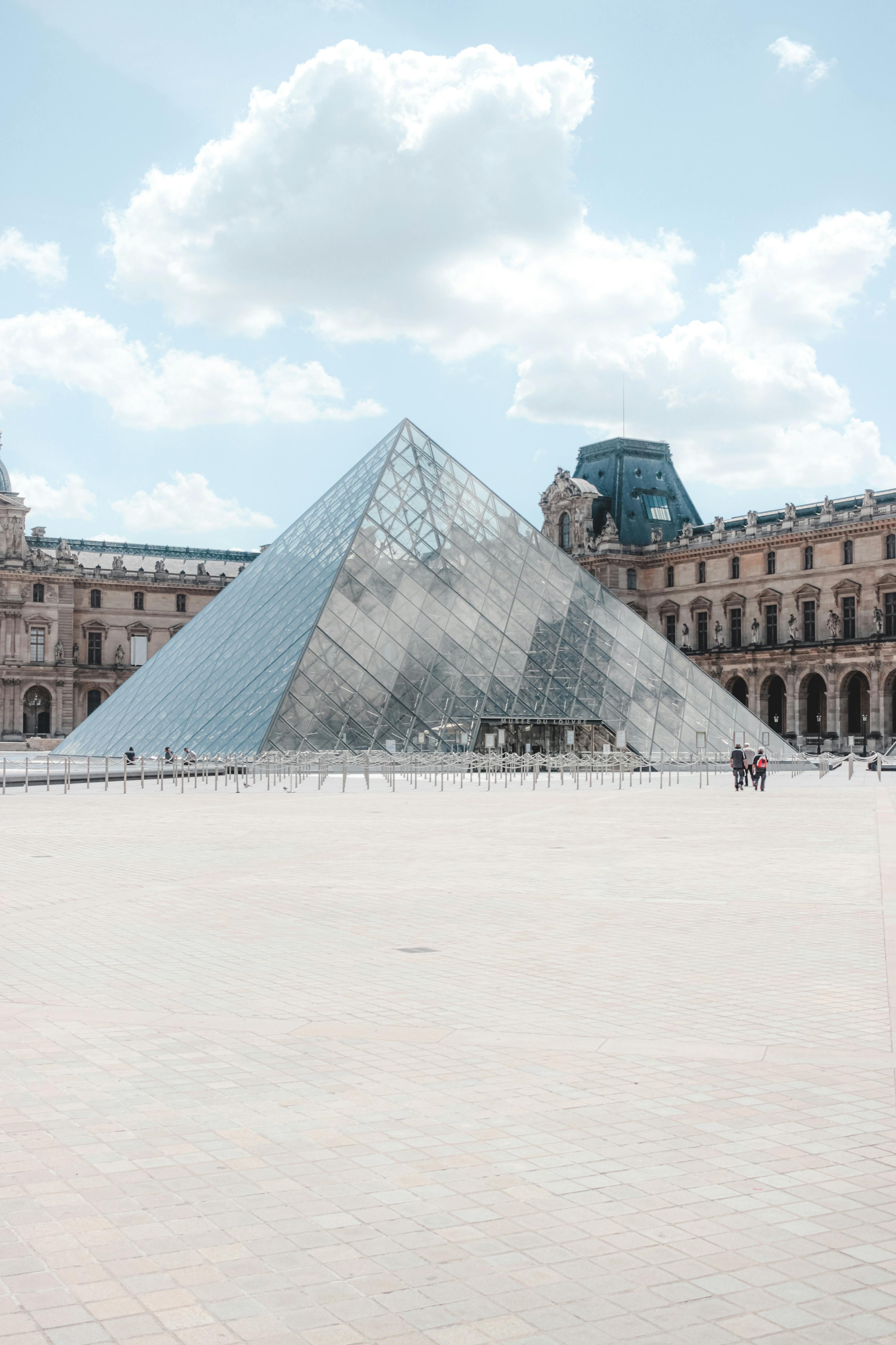 Exterior of landmark Louvre Pyramid on historical square · Free Stock Photo