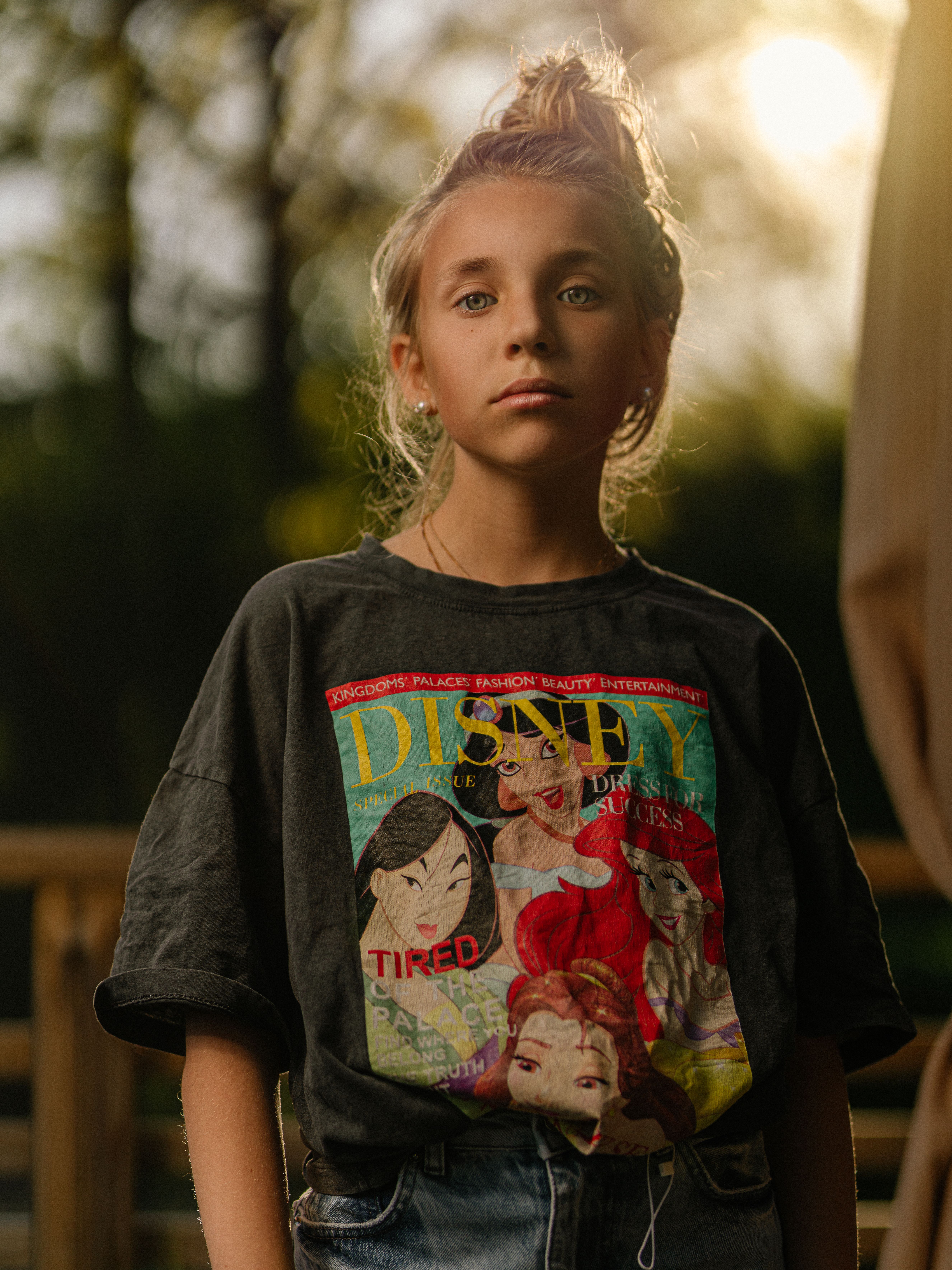 Foto de stock gratuita sobre adolescente, camisa negra, de pie