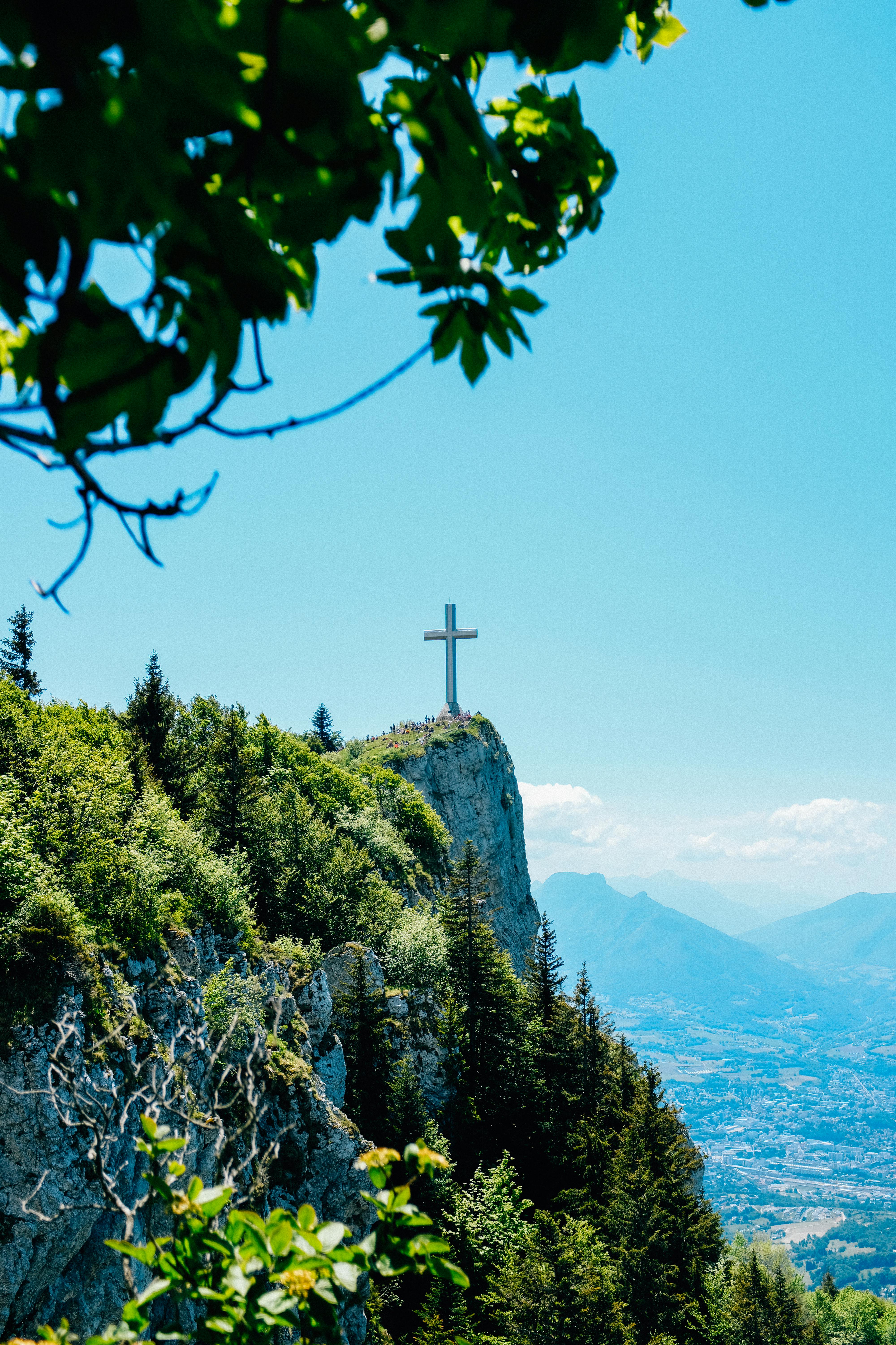 Lonely cross on slope of mountain · Free Stock Photo