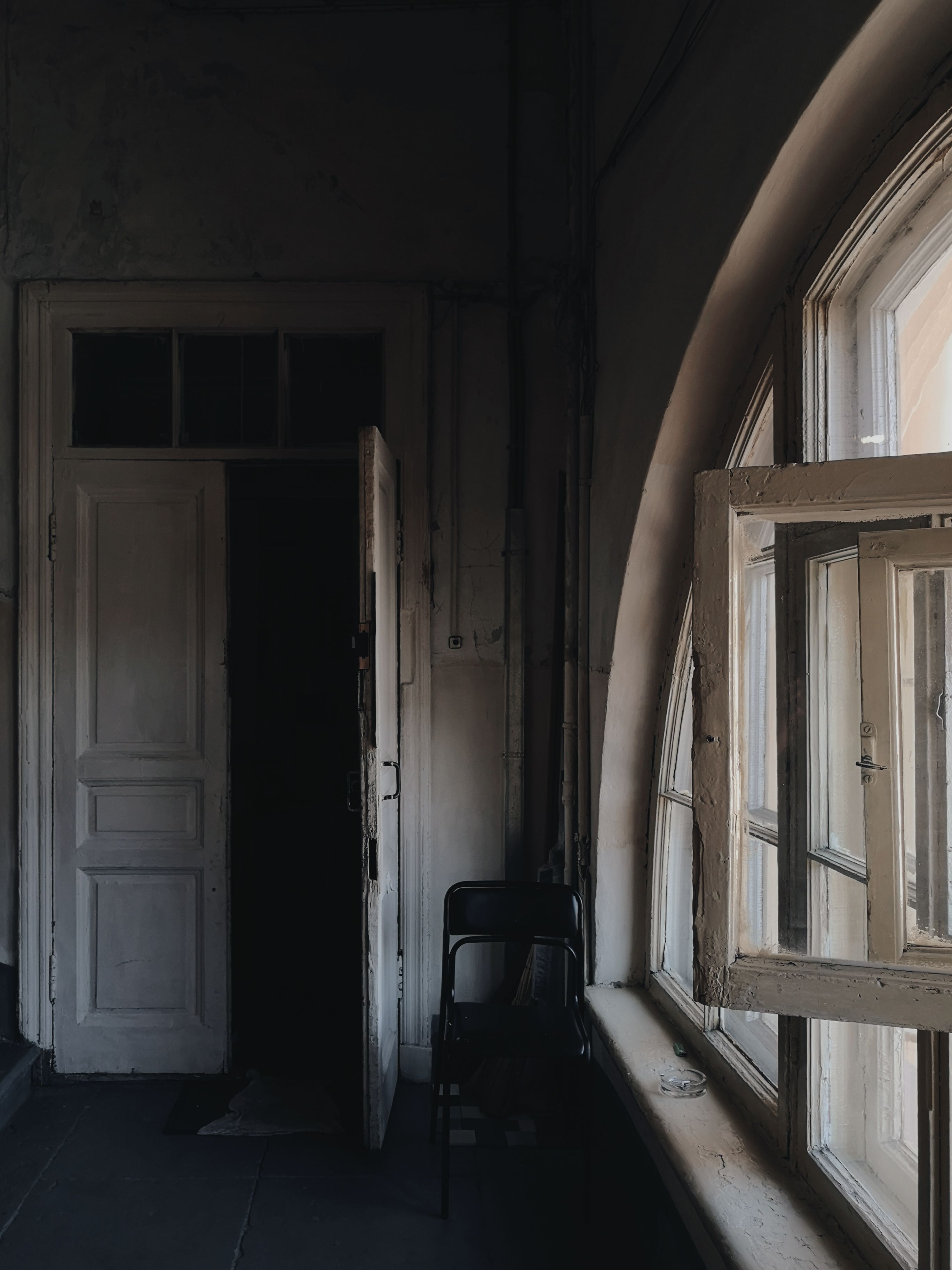 Open Door and Windows in Abandoned Room · Free Stock Photo