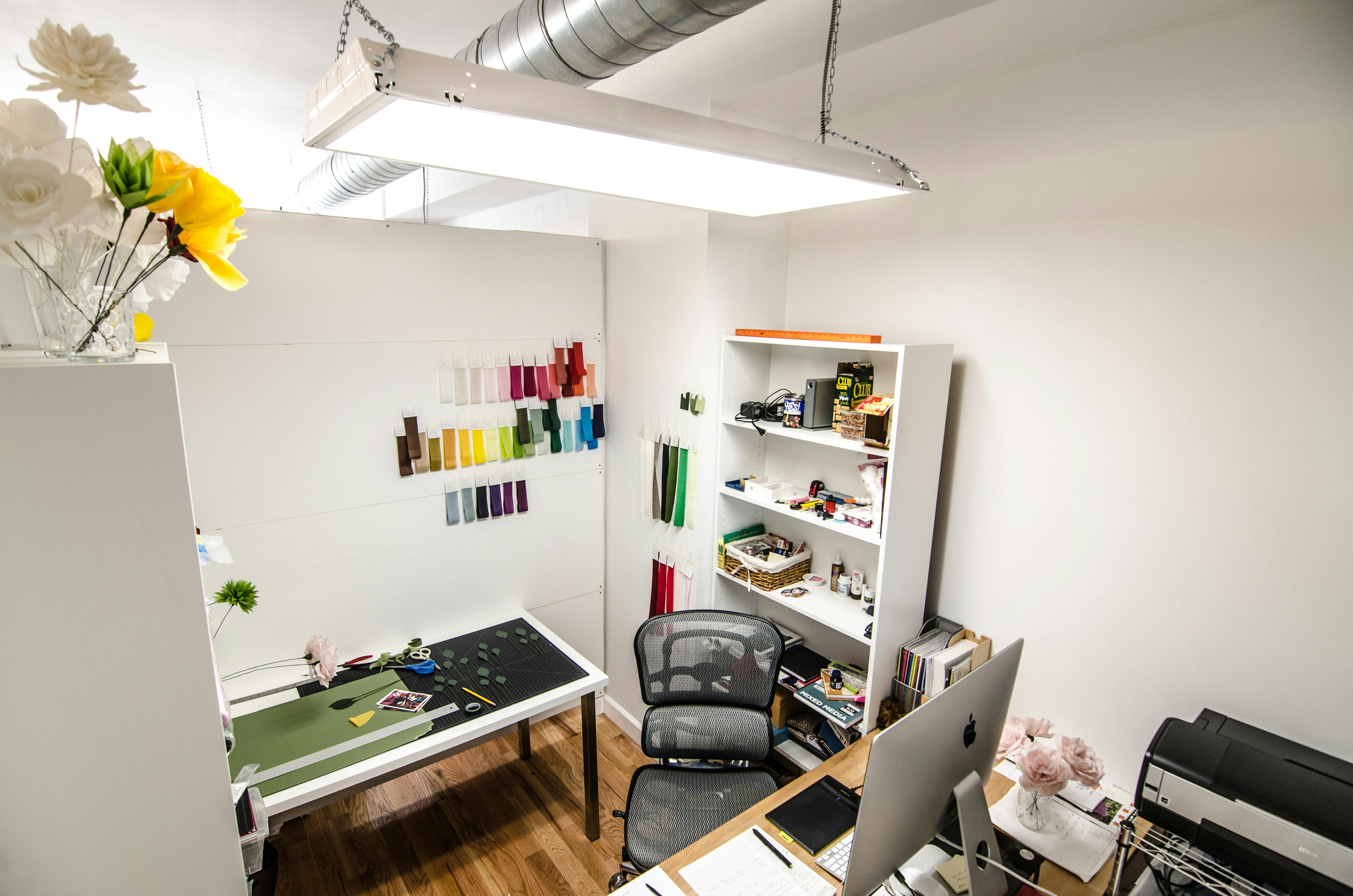 Gray Computer Screen on the Table · Free Stock Photo