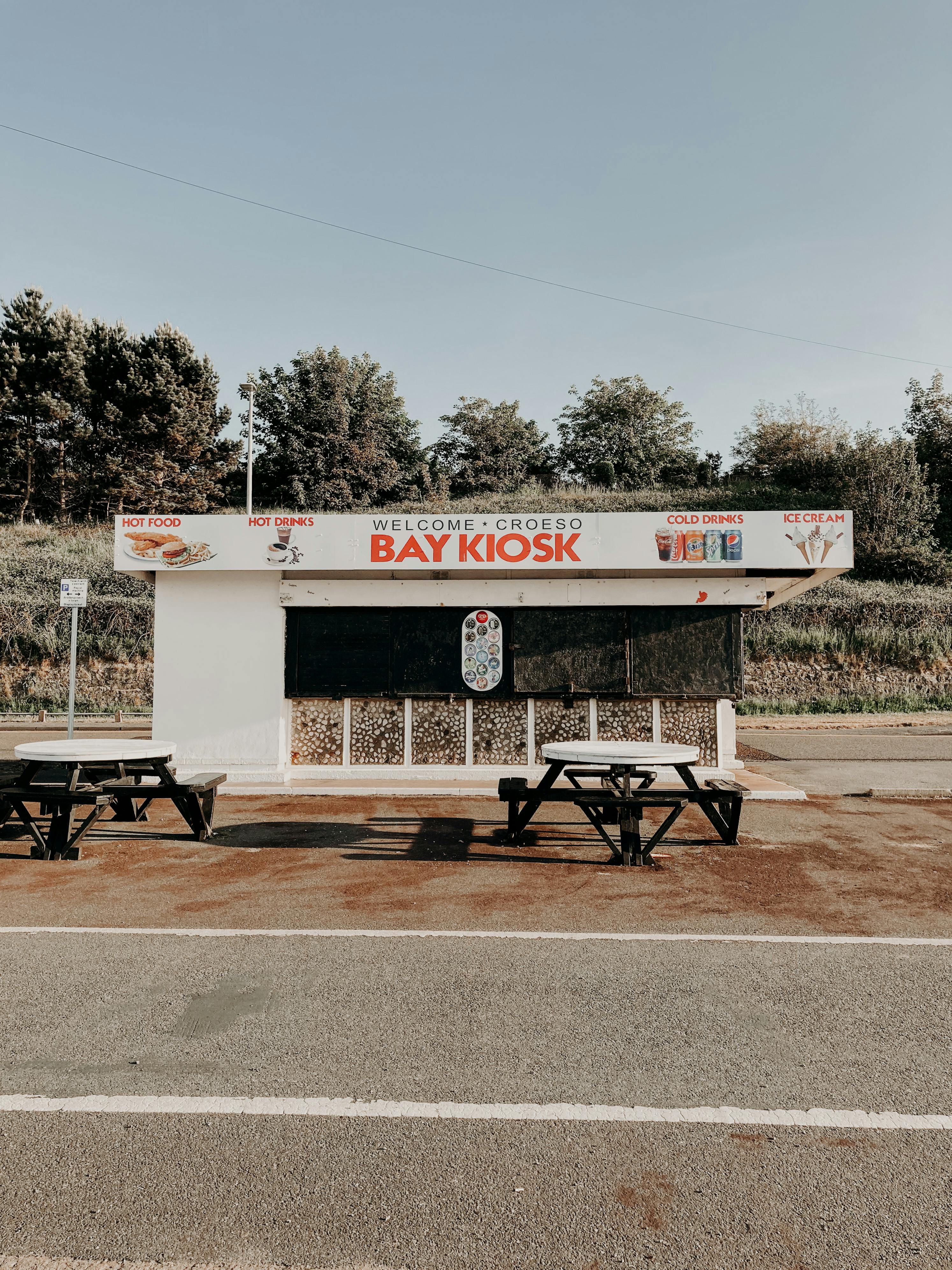 Retro roadside cafe with tables · Free Stock Photo