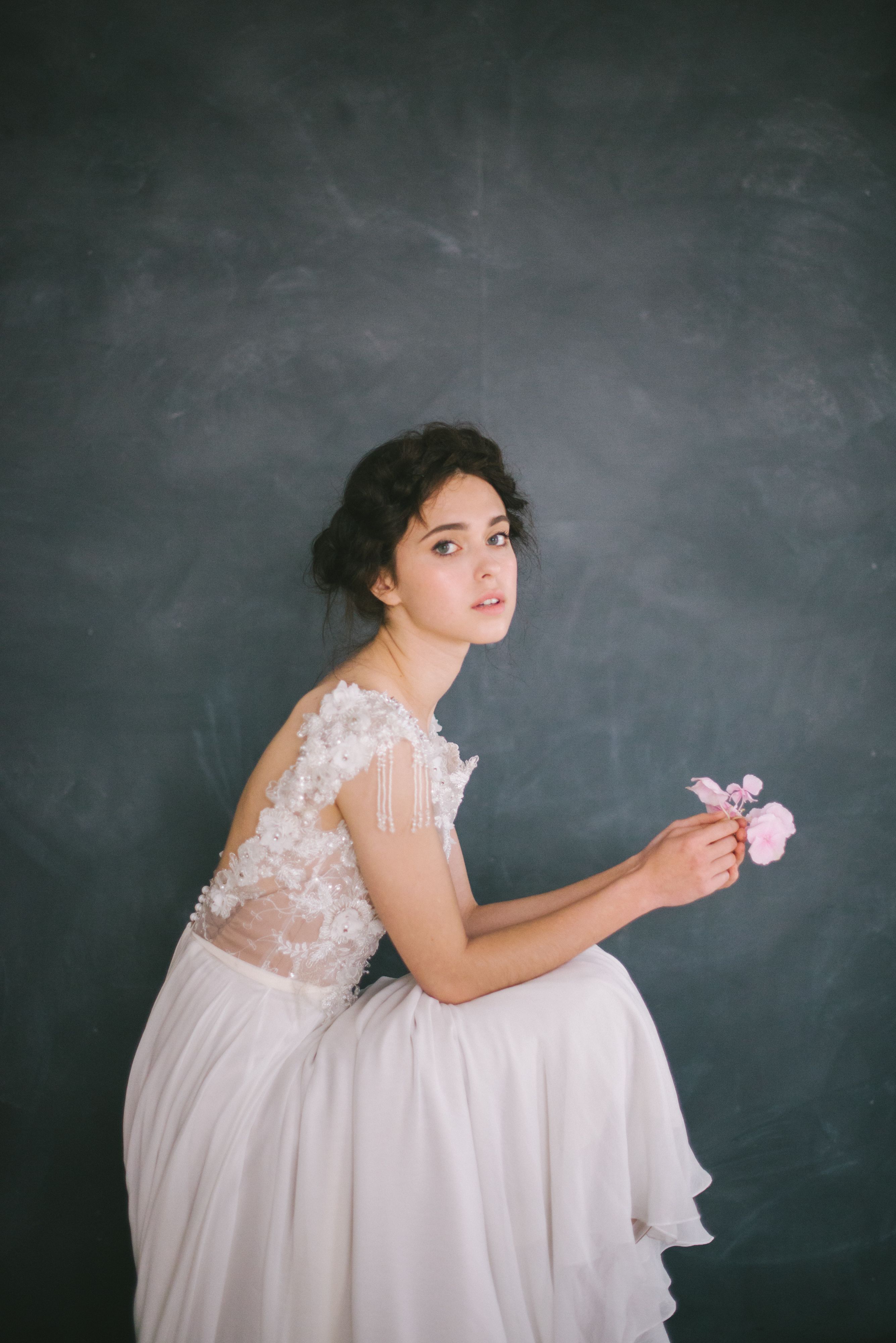 Mujer, En, Vestido Blanco, Tenencia, Ramo De Flores · Foto de stock ...