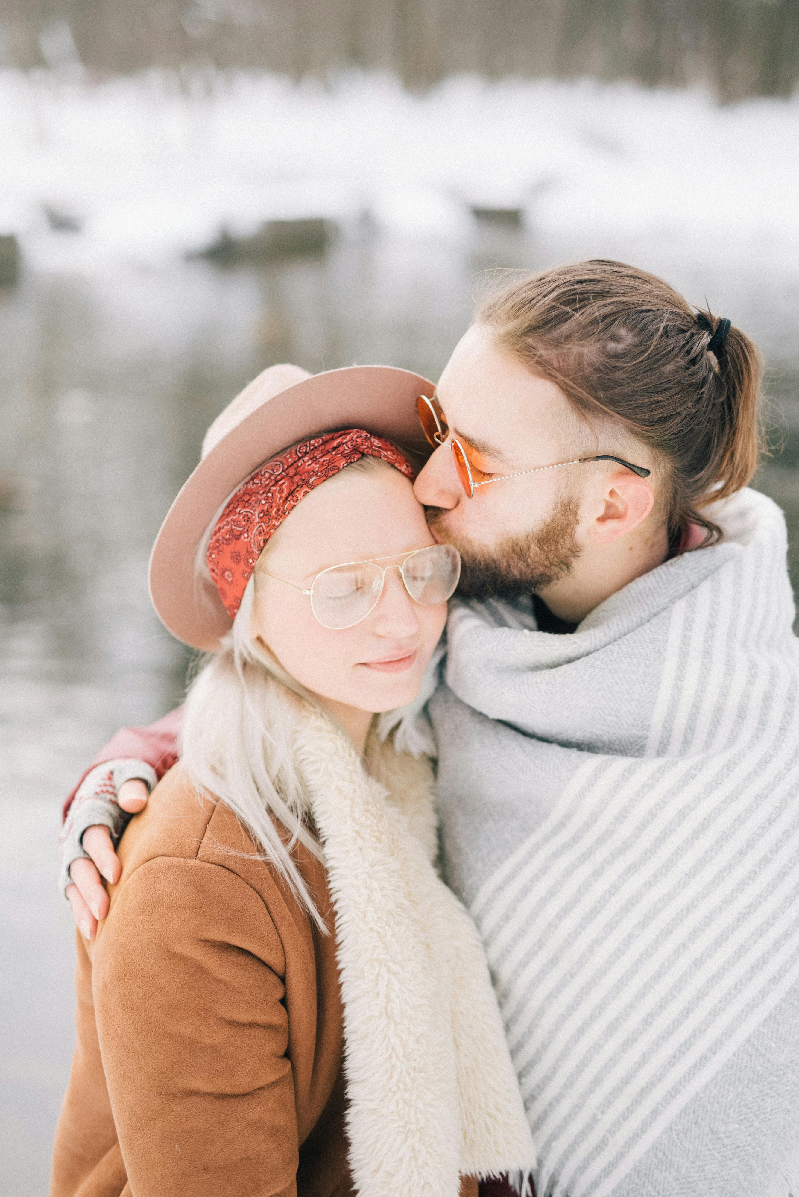 Kissing Back Photos, Download The BEST Free Kissing Back Stock Photos ...