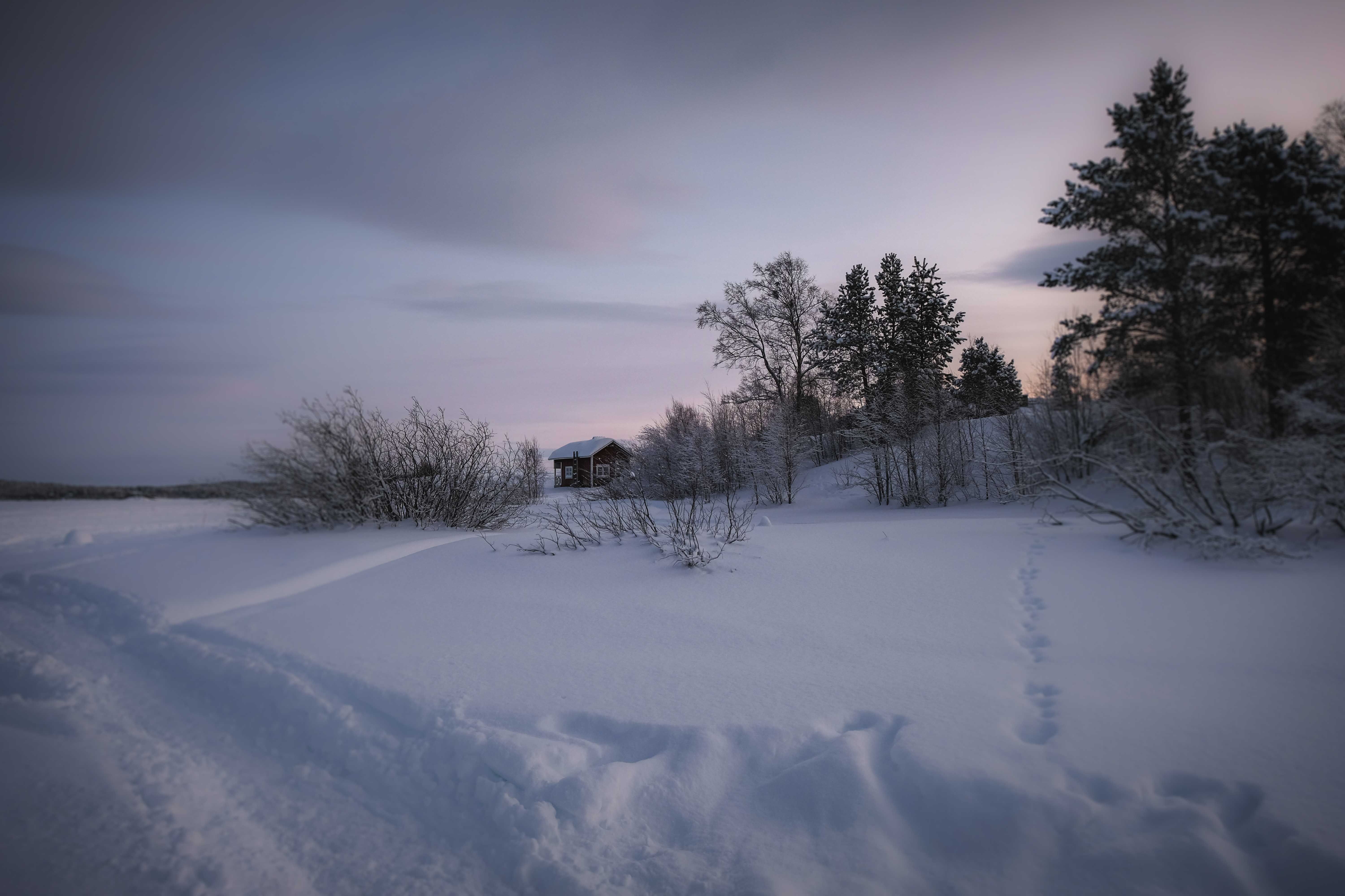 Lonely house on snowy valley in winter · Free Stock Photo