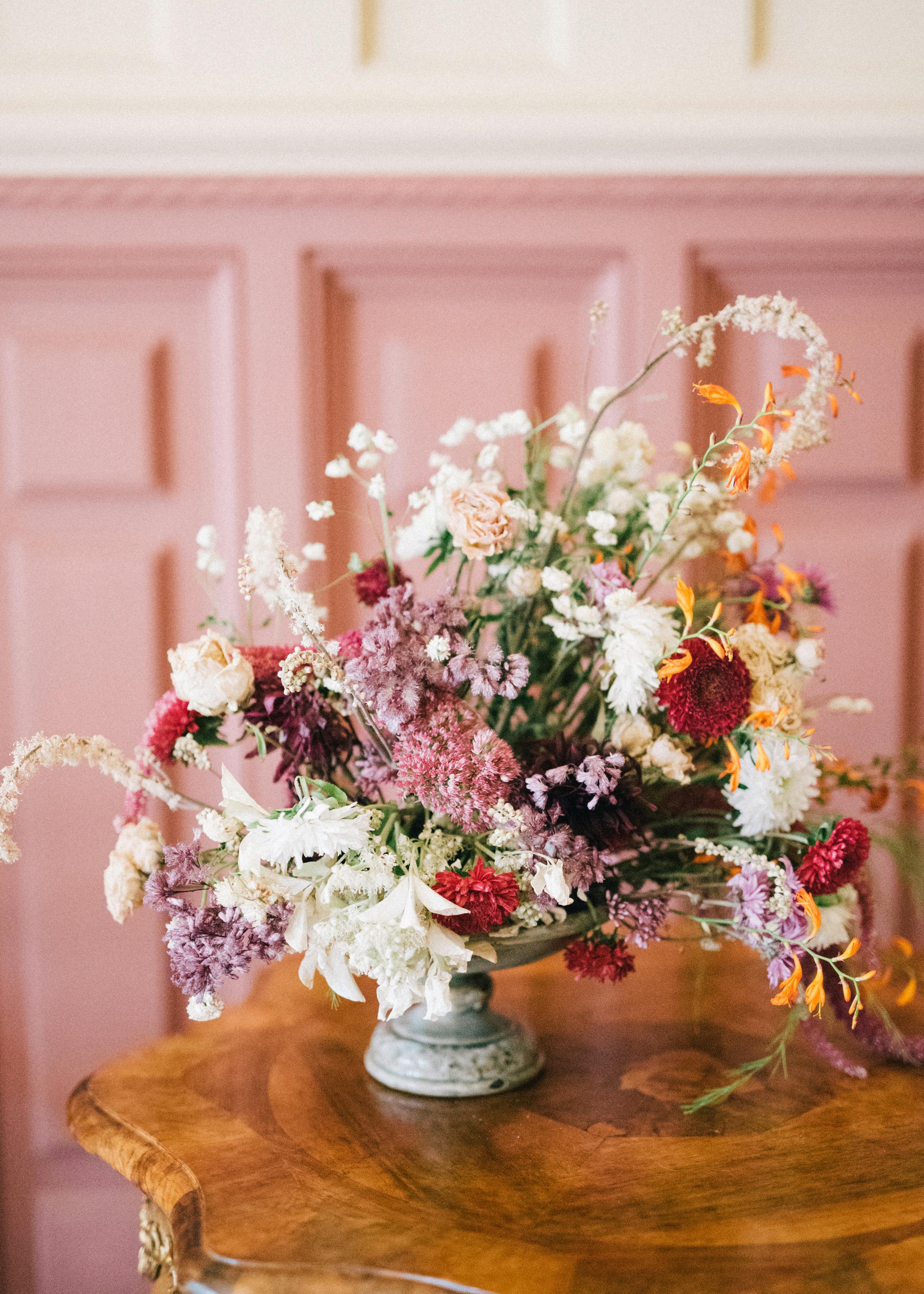 table with vase abd flowers · Free Stock Photo