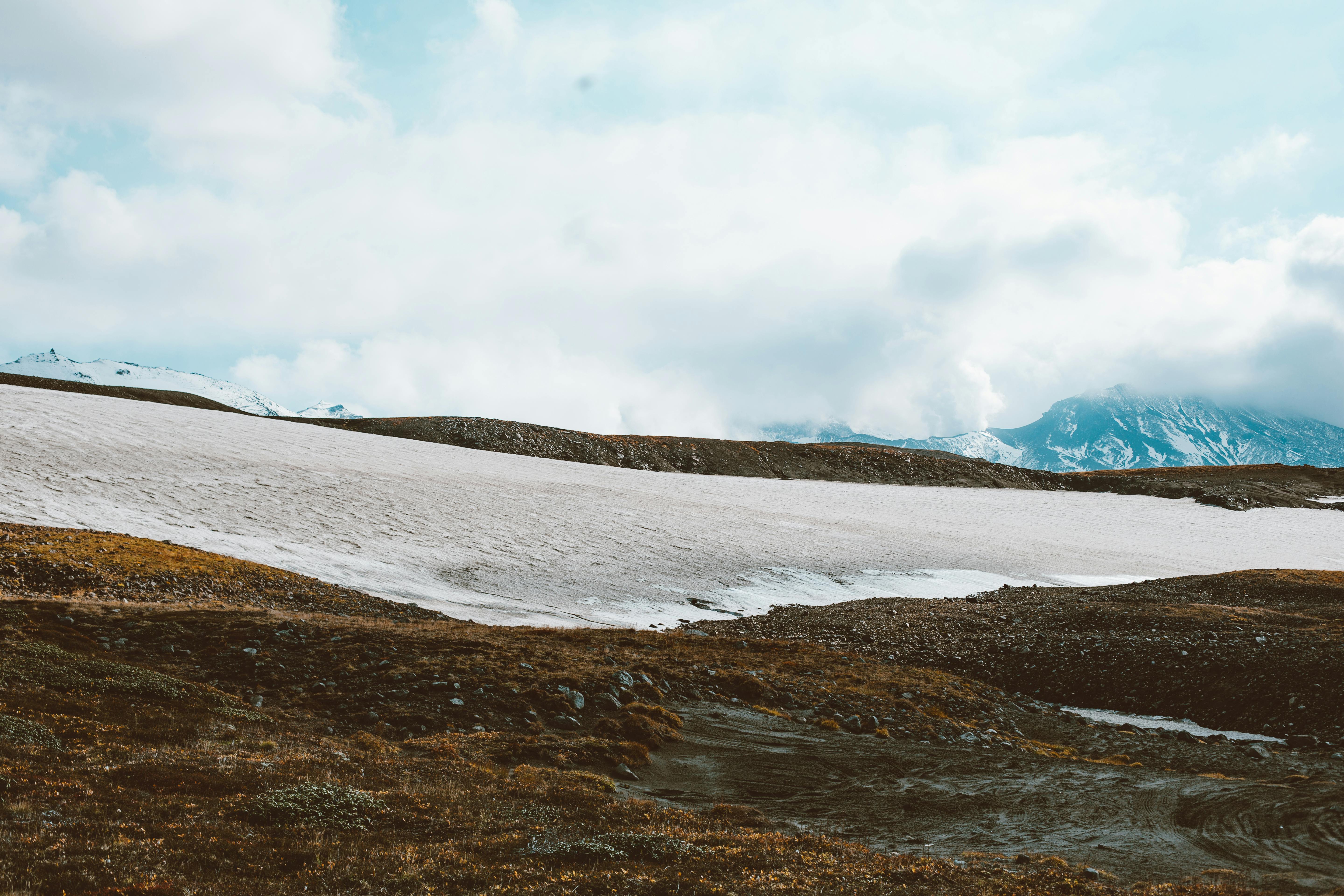 Landscape of valley in front of mountains ridge · Free Stock Photo