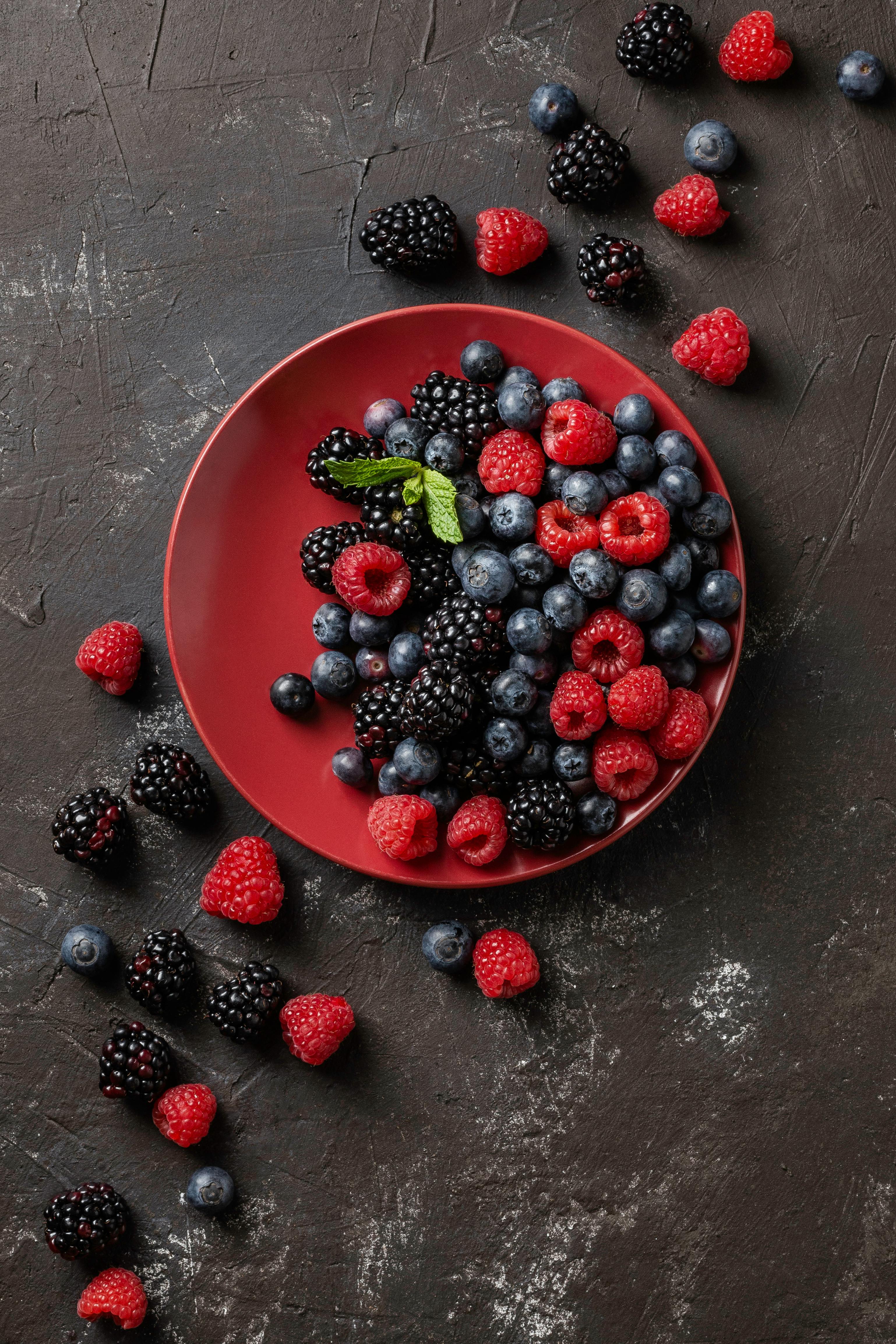 Delicious berries on round plate · Free Stock Photo