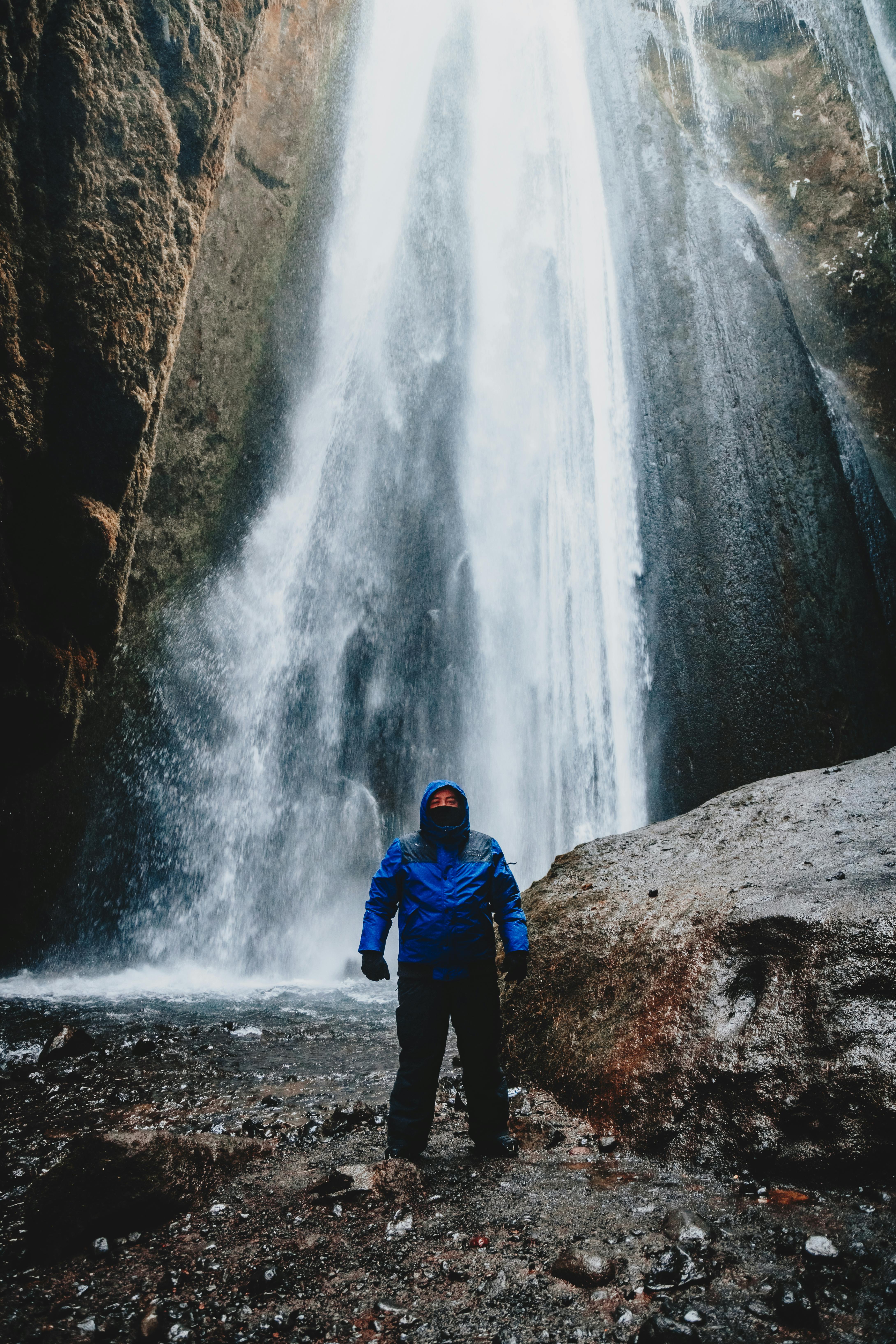 Gorgeous huge waterfall in ravine · Free Stock Photo