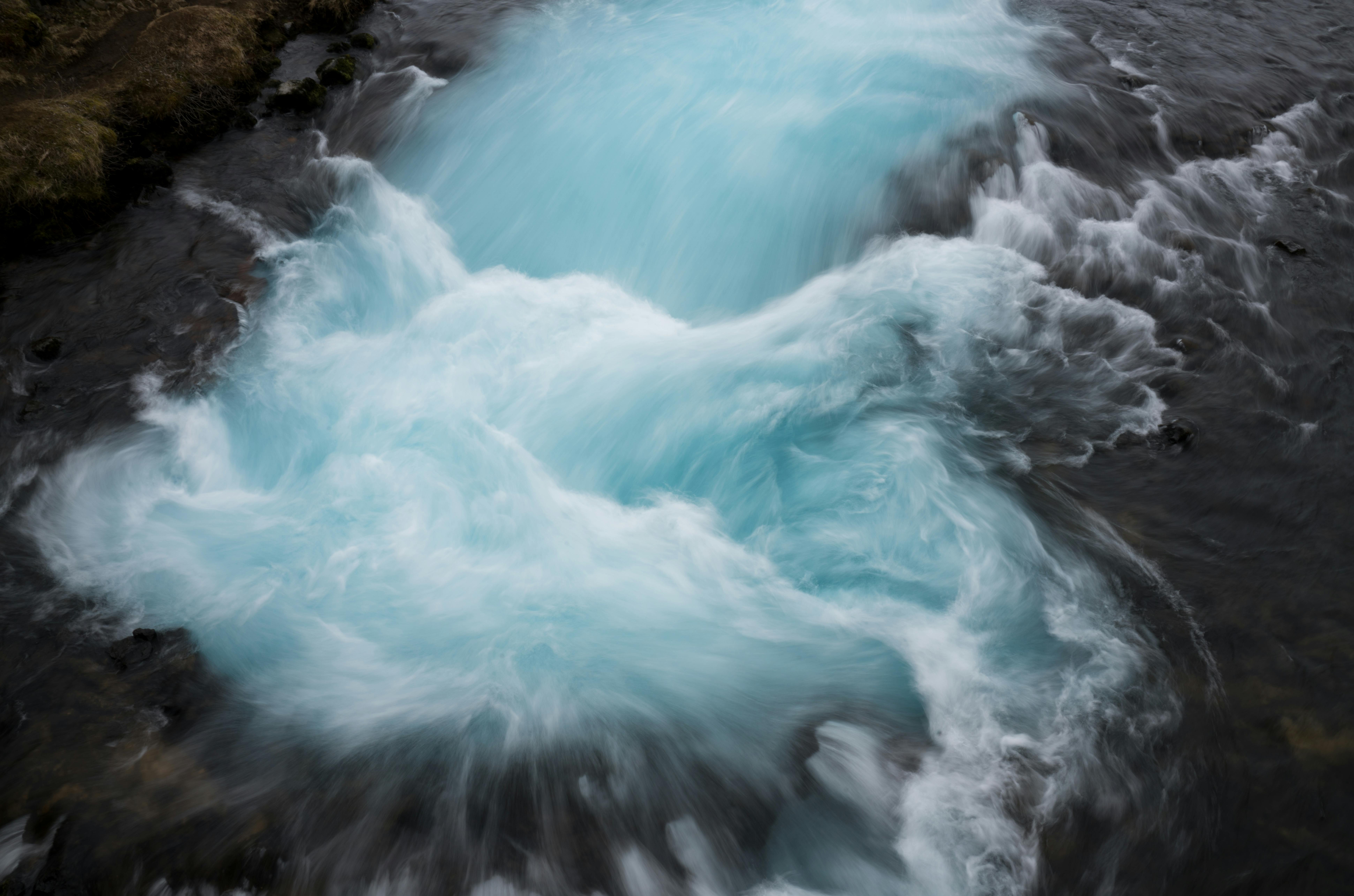 Blue Mountain River Splashing · Free Stock Photo