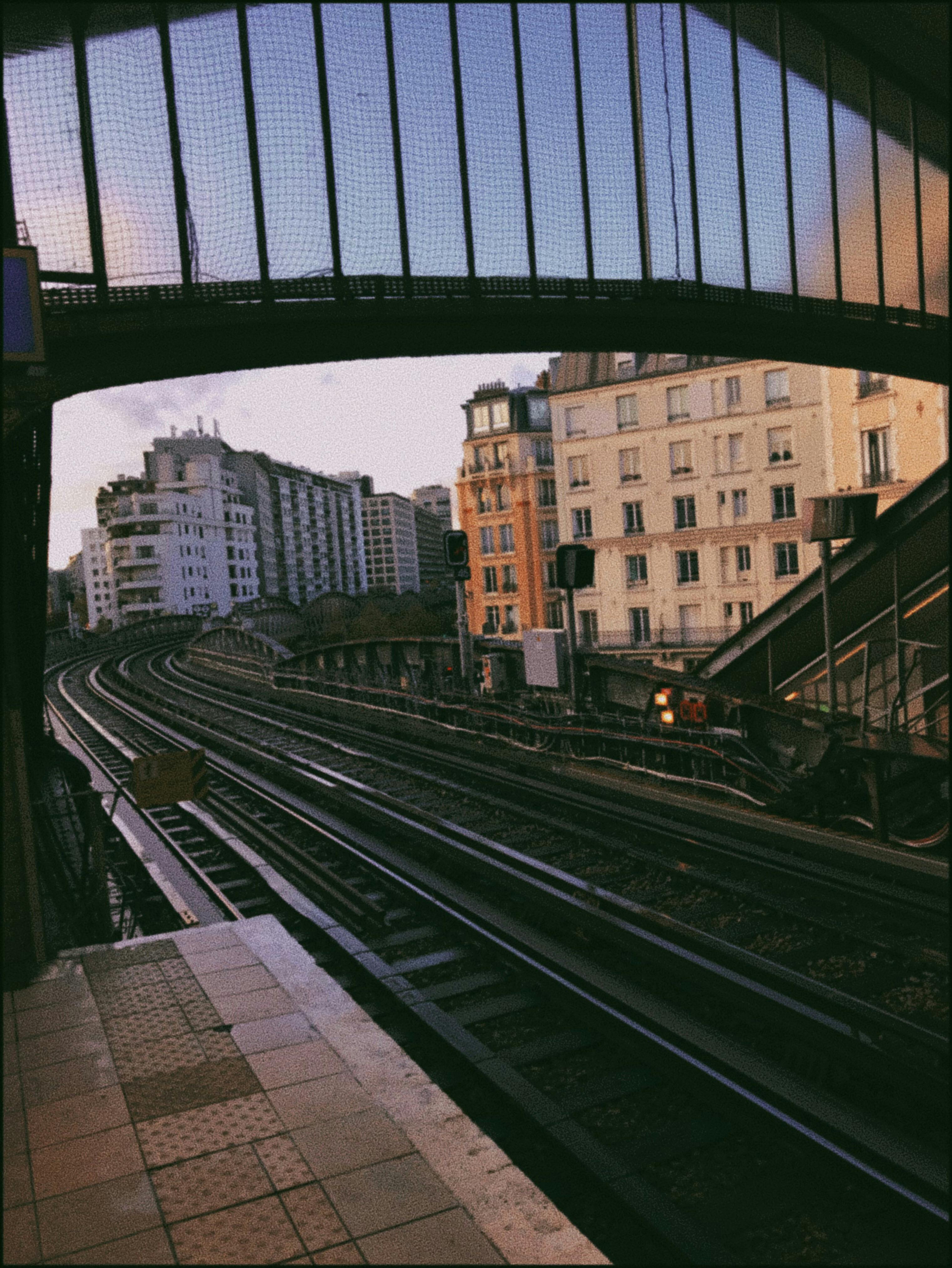 Street with stores in building · Free Stock Photo