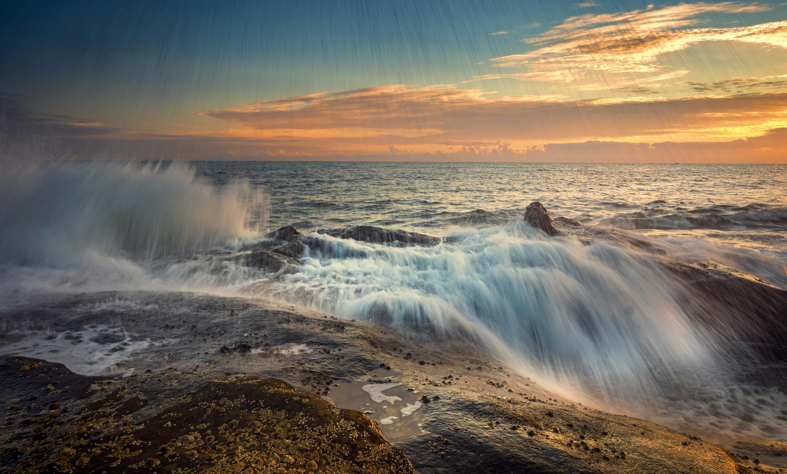Fast sea stream with foamy splash in rainy weather · Free Stock Photo