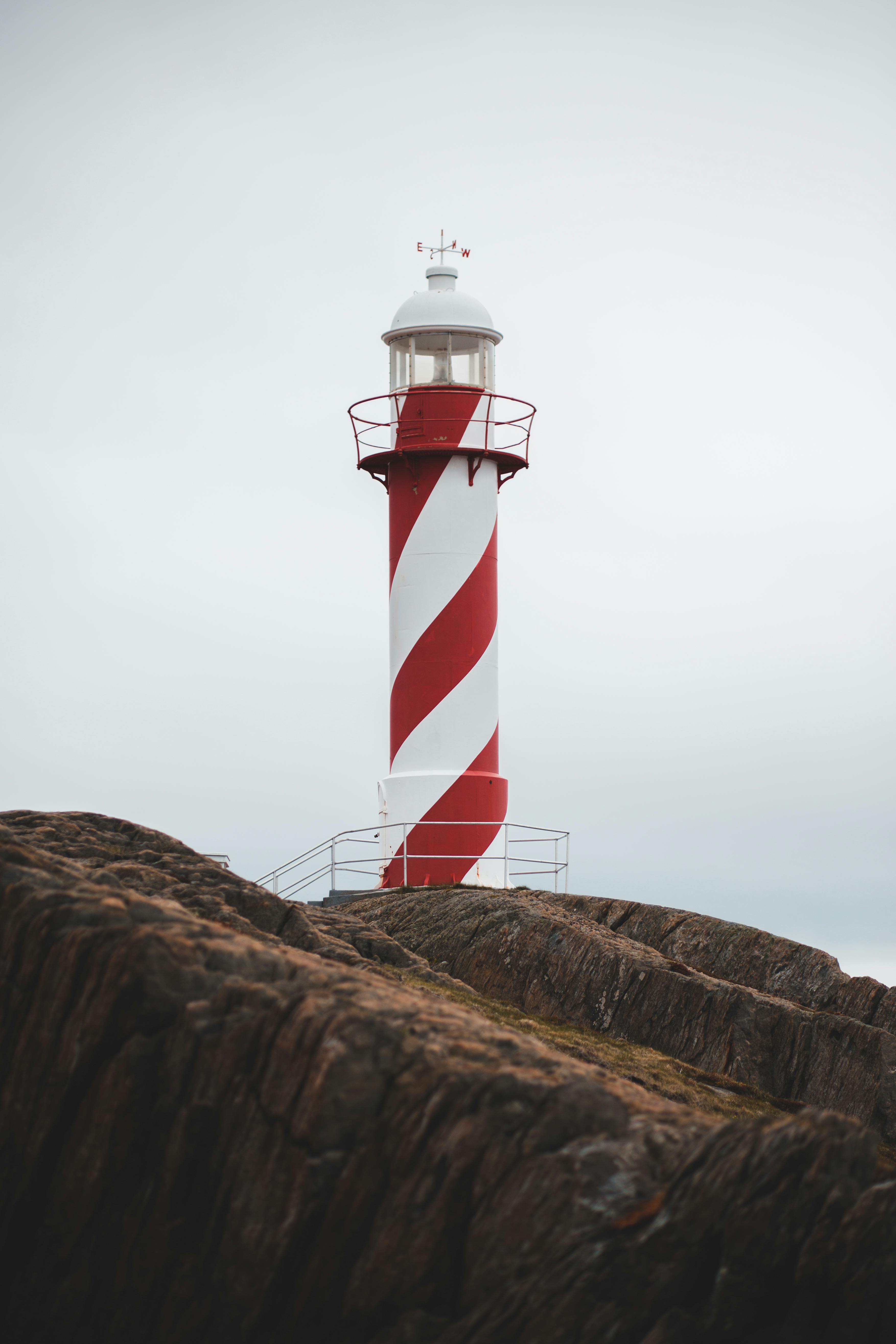 Lonely lighthouse on high cliff above ocean · Free Stock Photo