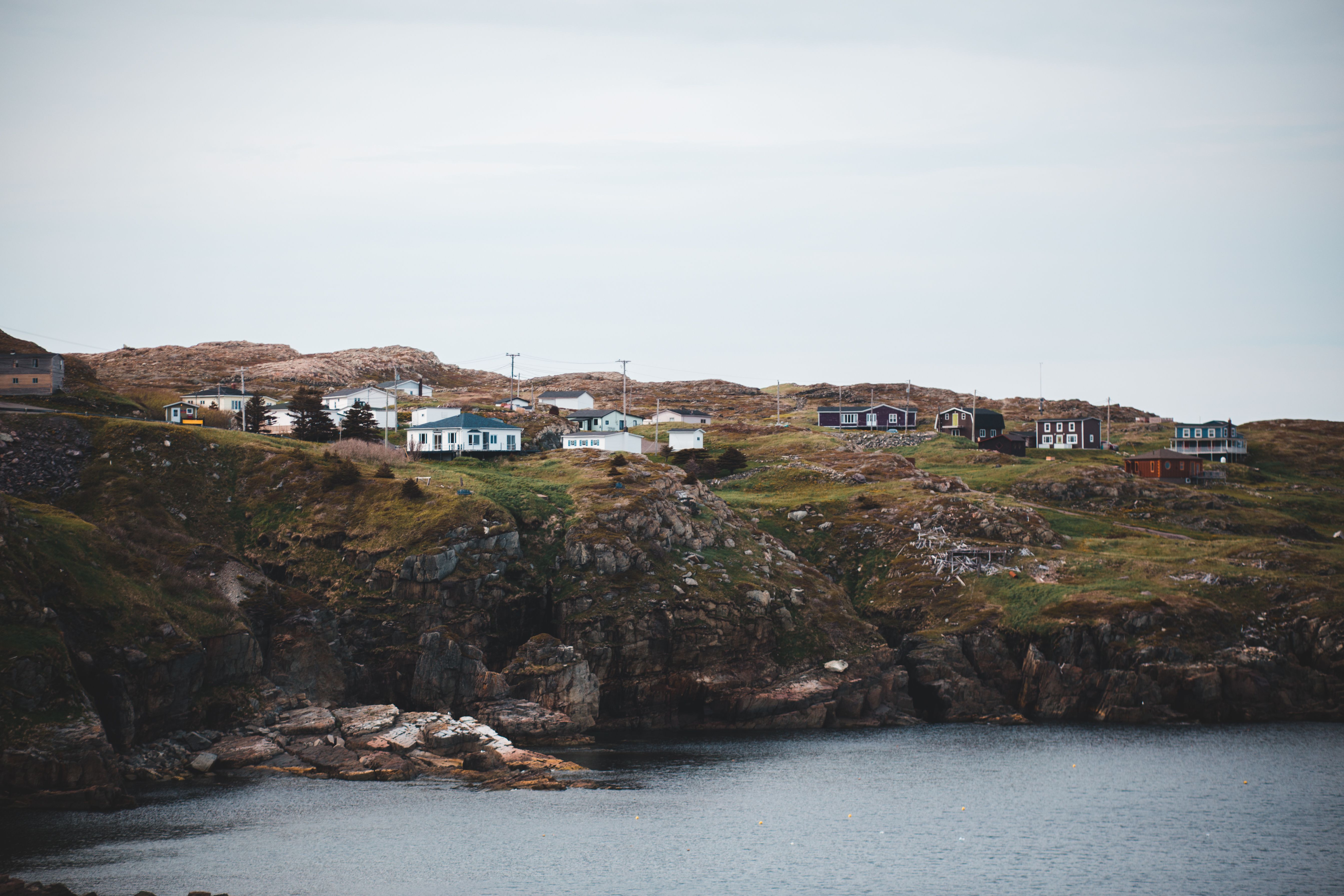 Small settlement houses on rocky seacoast · Free Stock Photo