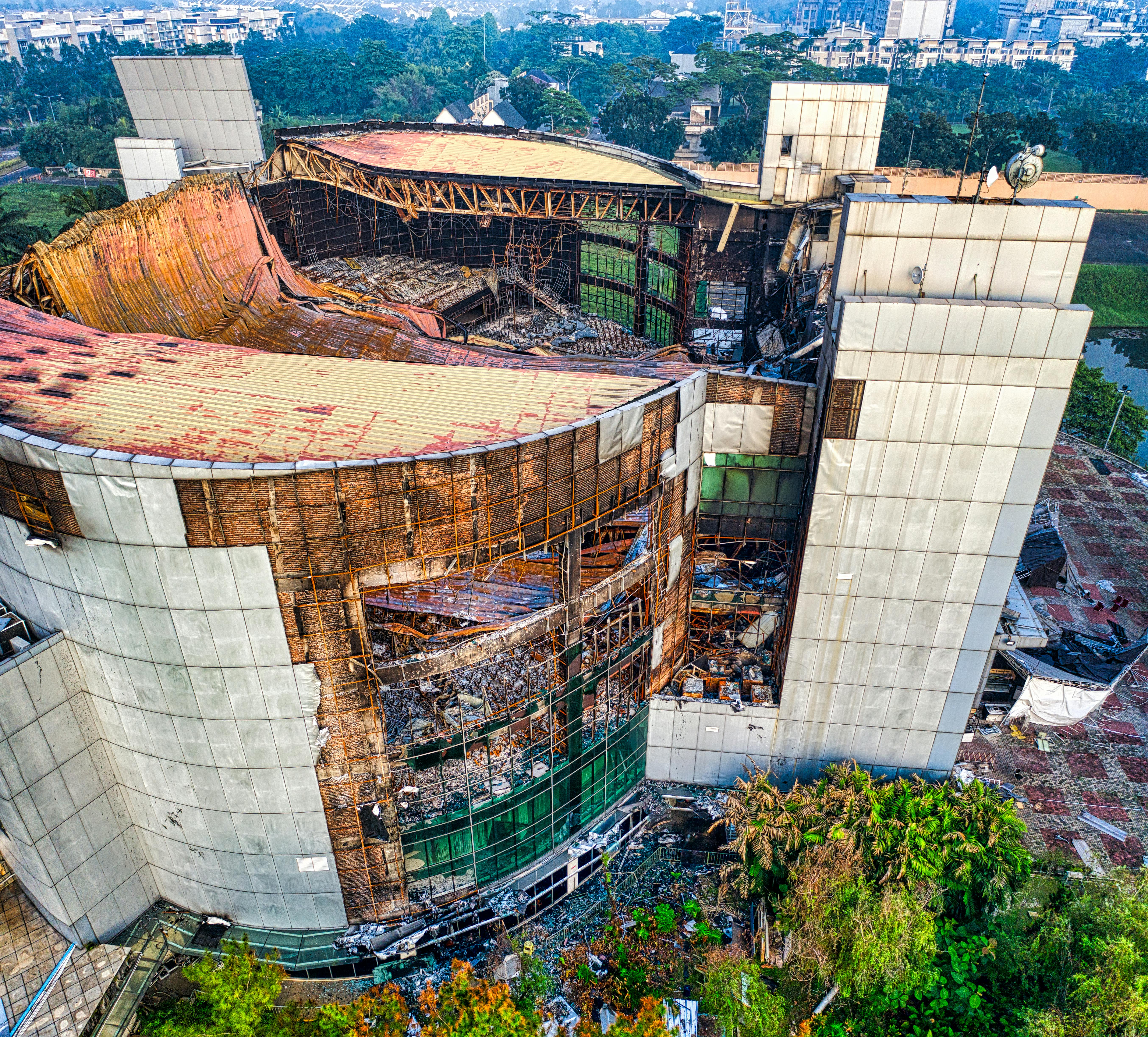 View of Destroyed Building with Fallen Roof · Free Stock Photo