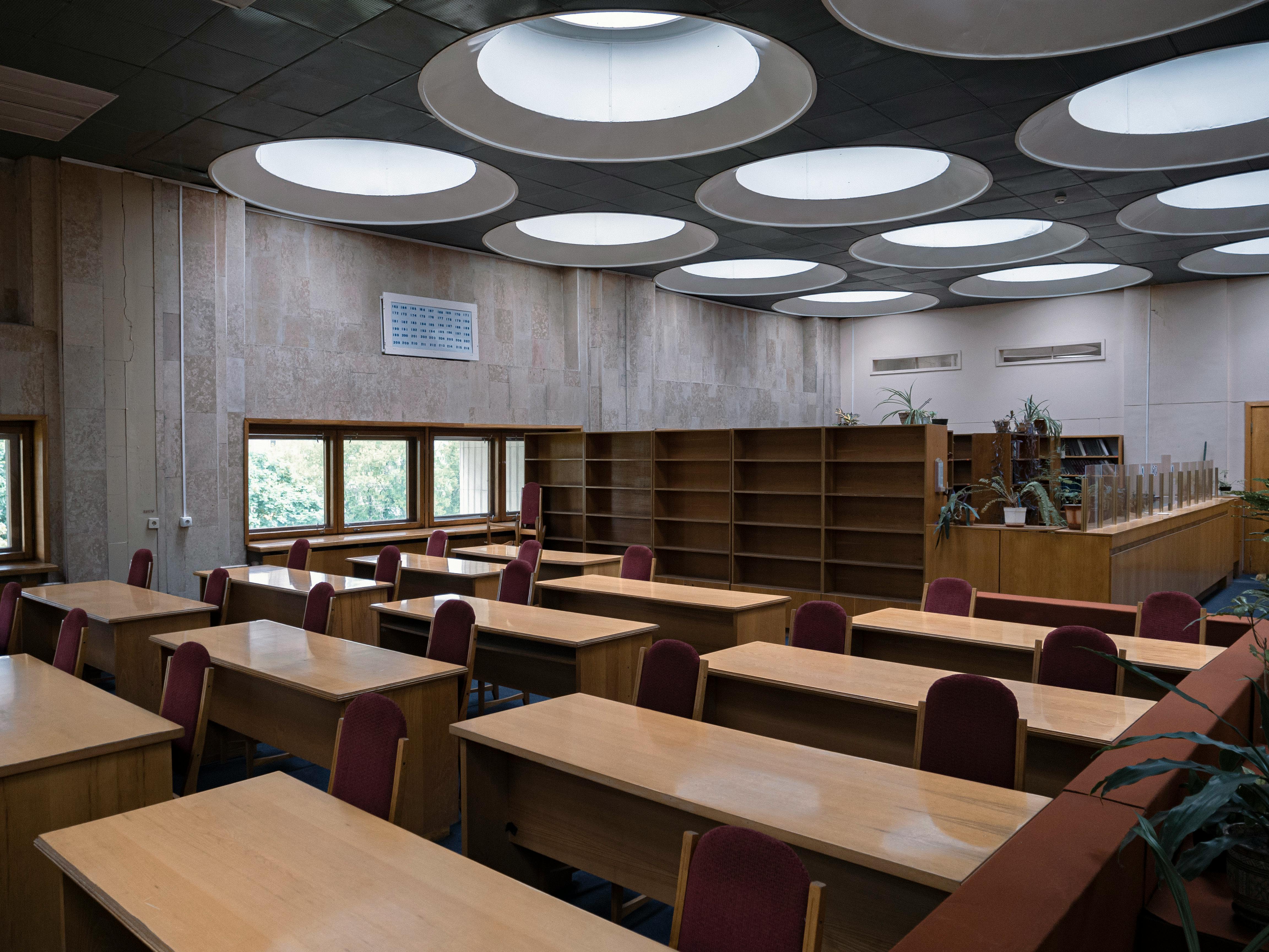 Empty reading hall in library in daytime · Free Stock Photo