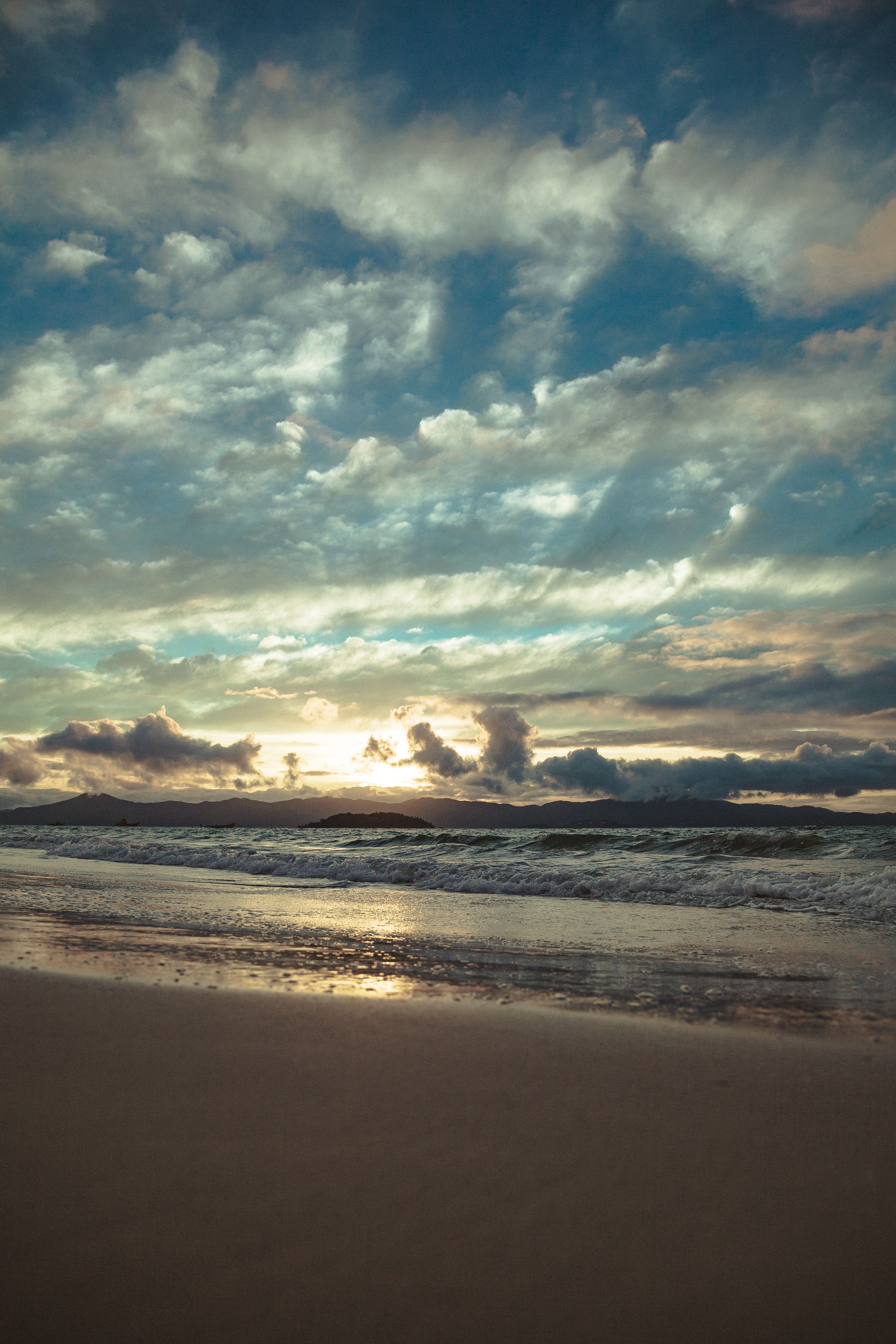 Shiny sky over wavy sea near beach at dusk · Free Stock Photo