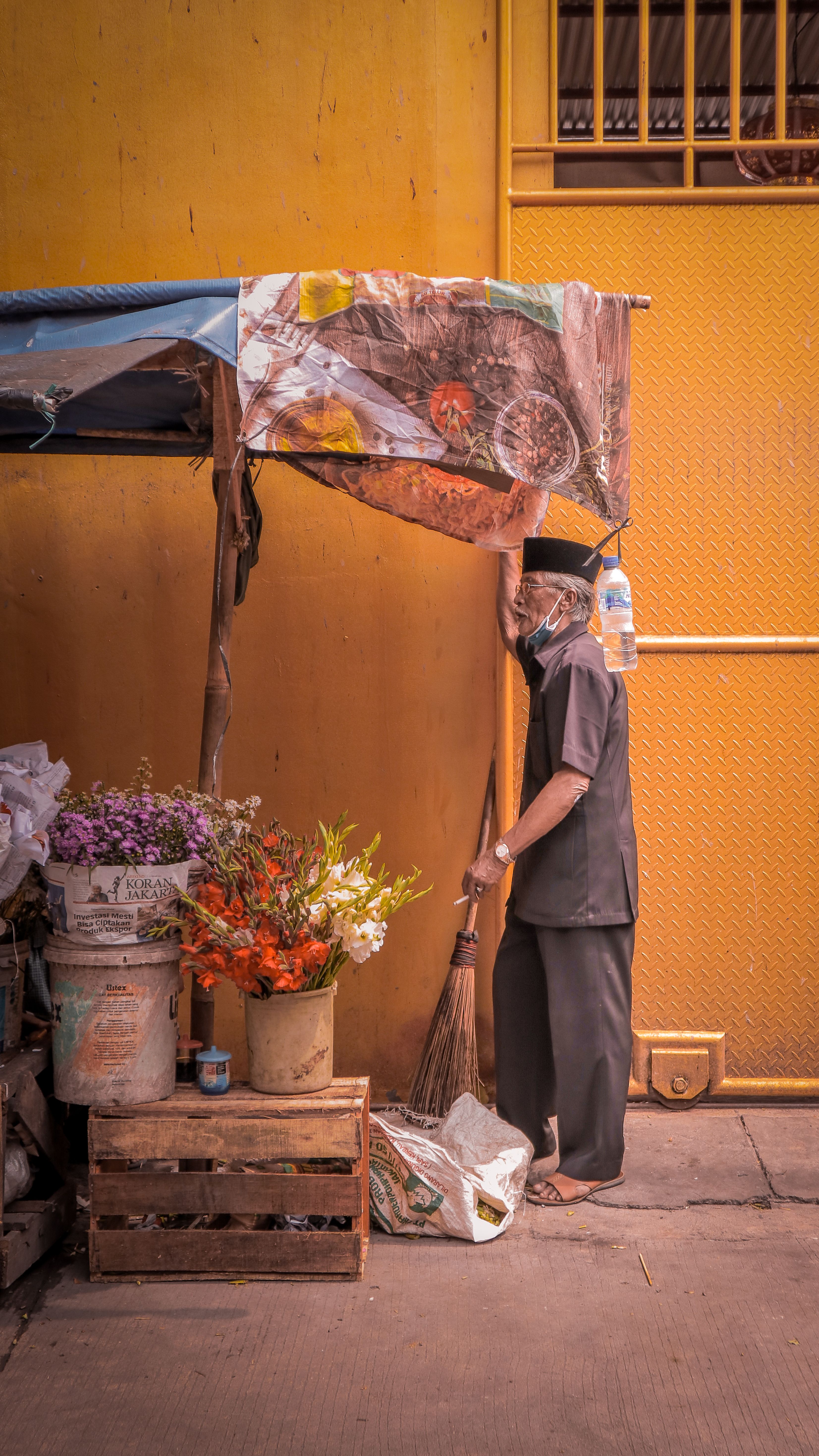 Sweeping Old Man Photos, Download The BEST Free Sweeping Old Man Stock ...