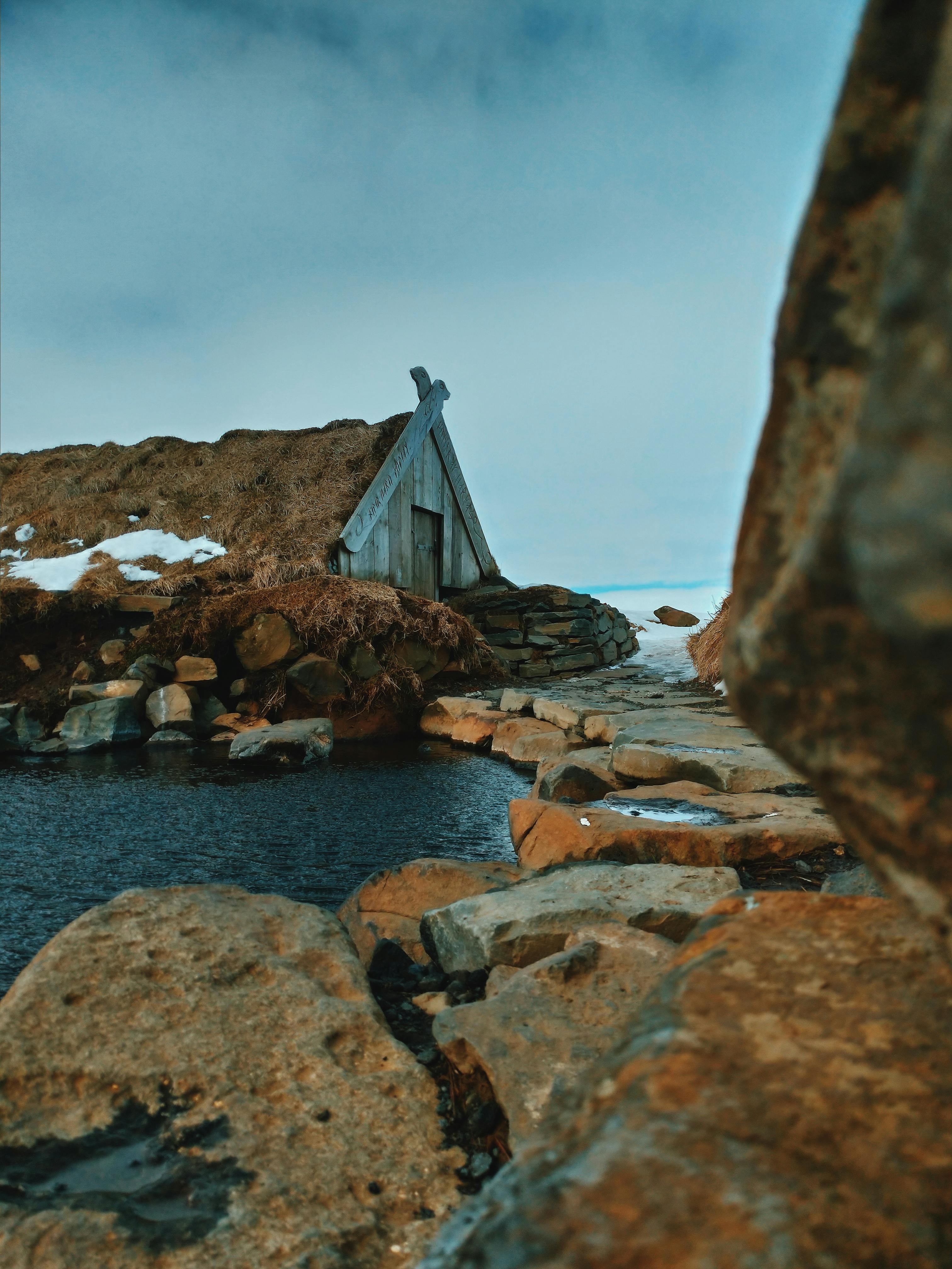 Old house next to river in remote countryside · Free Stock Photo