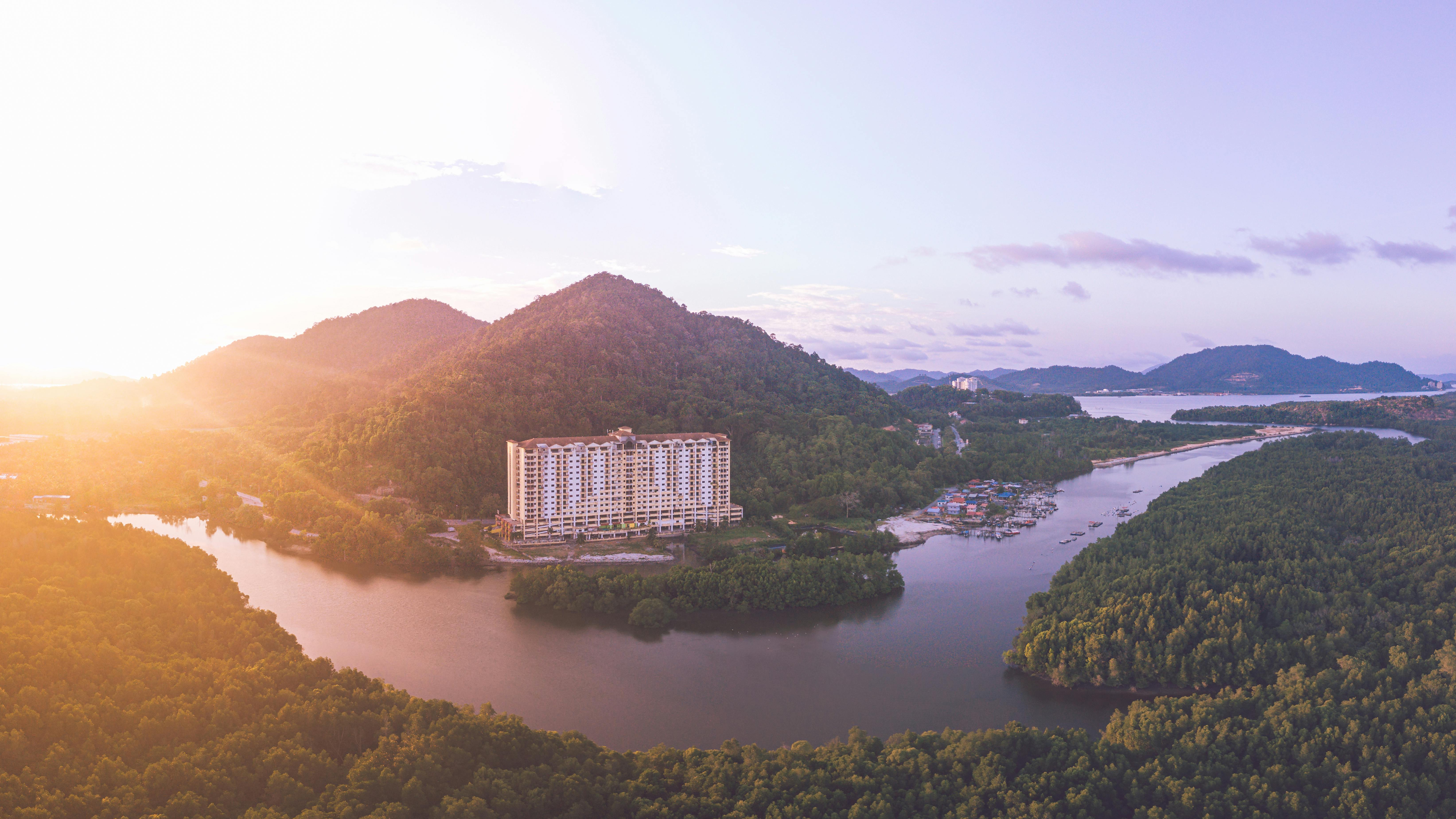 Picturesque view of lake and forest in mountains · Free Stock Photo
