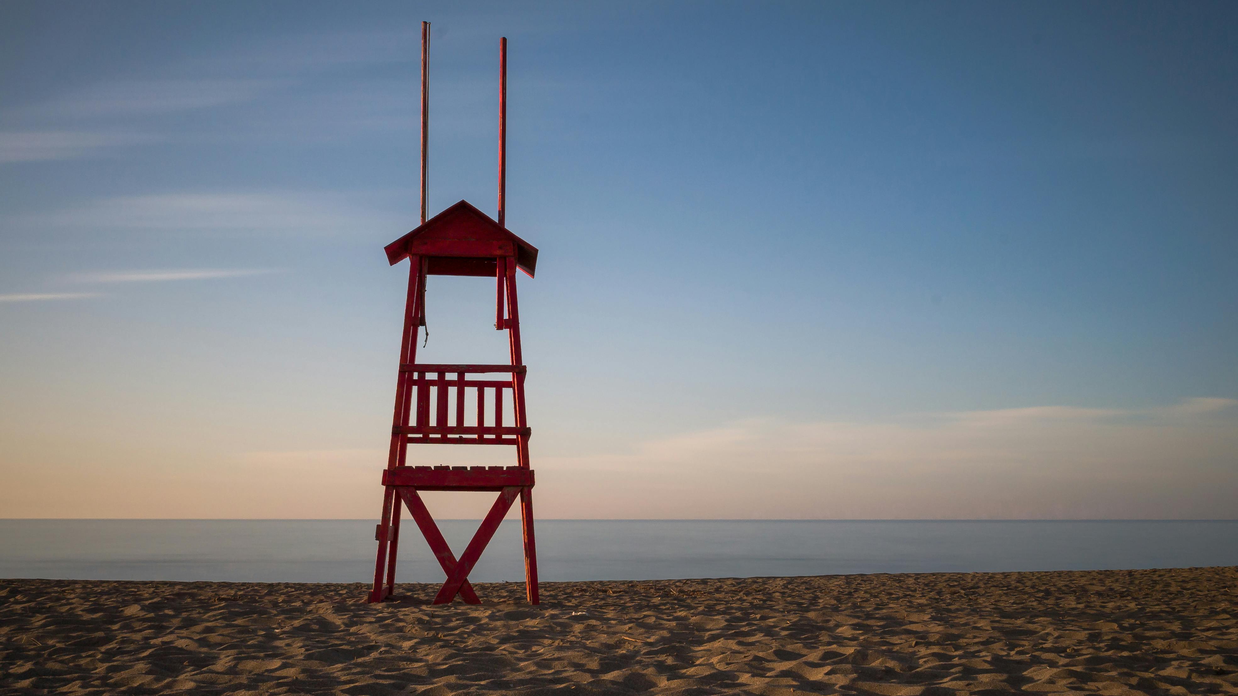 Lifeguard Tower on Beach · Free Stock Photo