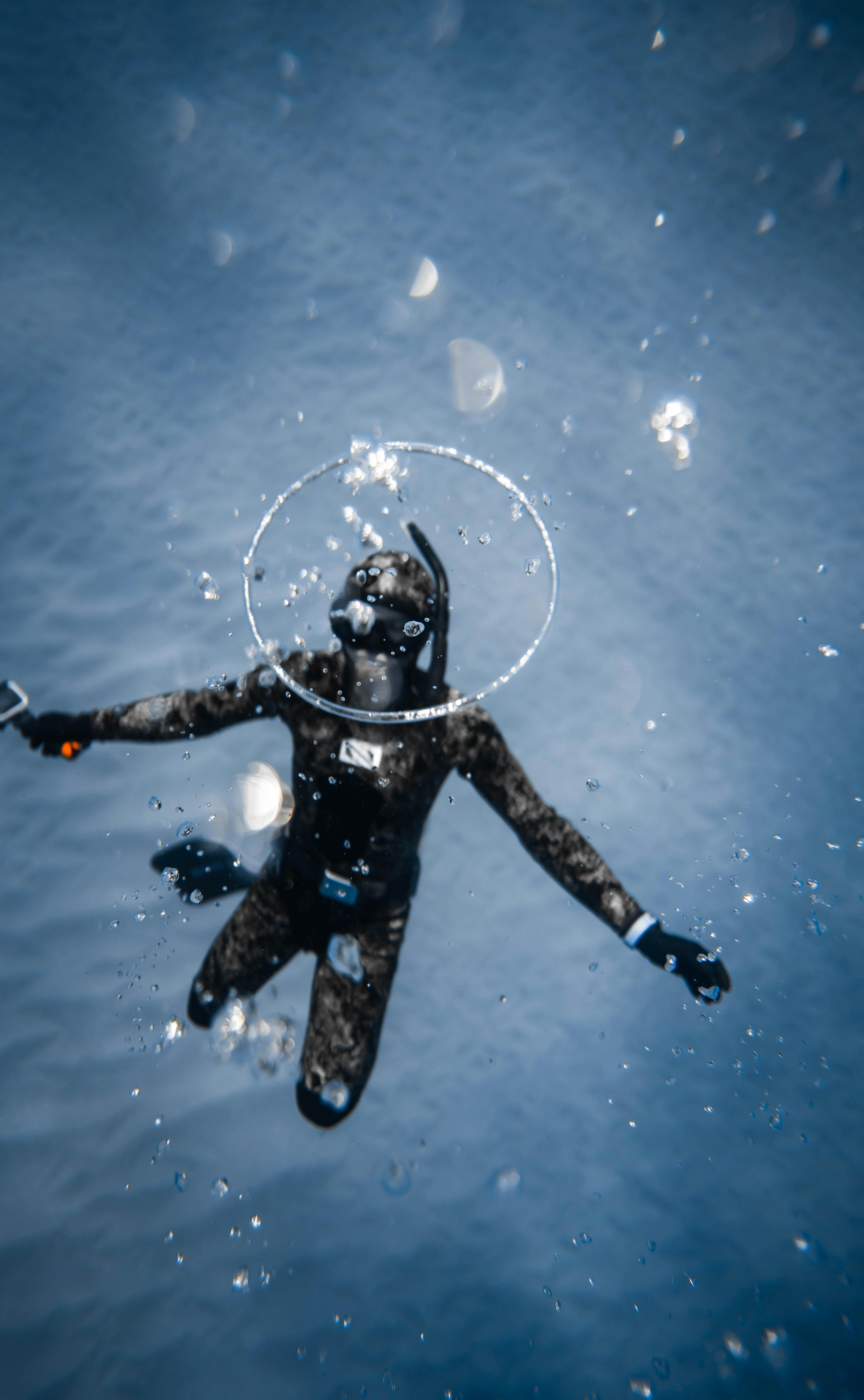 Diver in deep blue water · Free Stock Photo