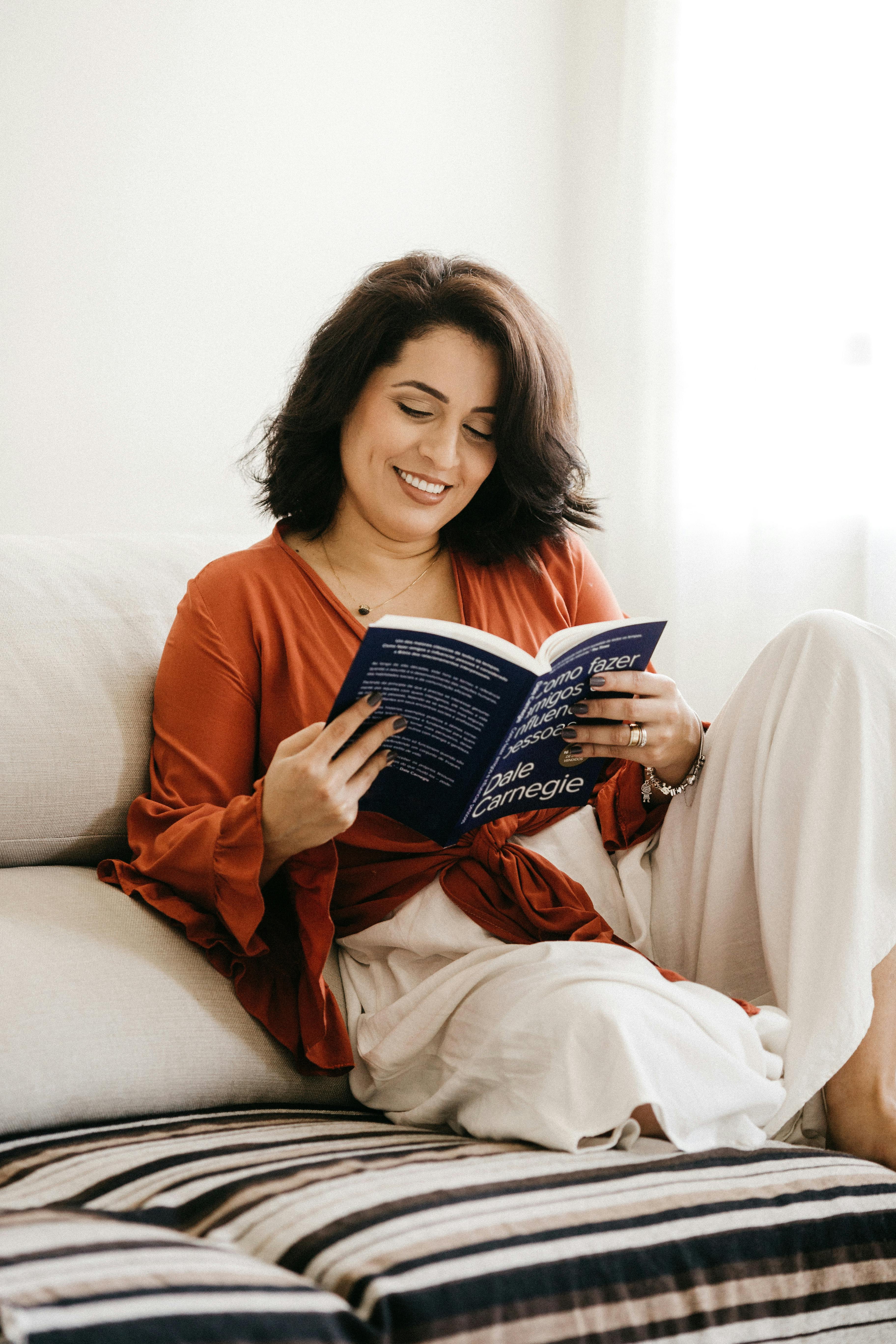 Foto De Mujer Leyendo Un Libro · Fotos de stock gratuitas