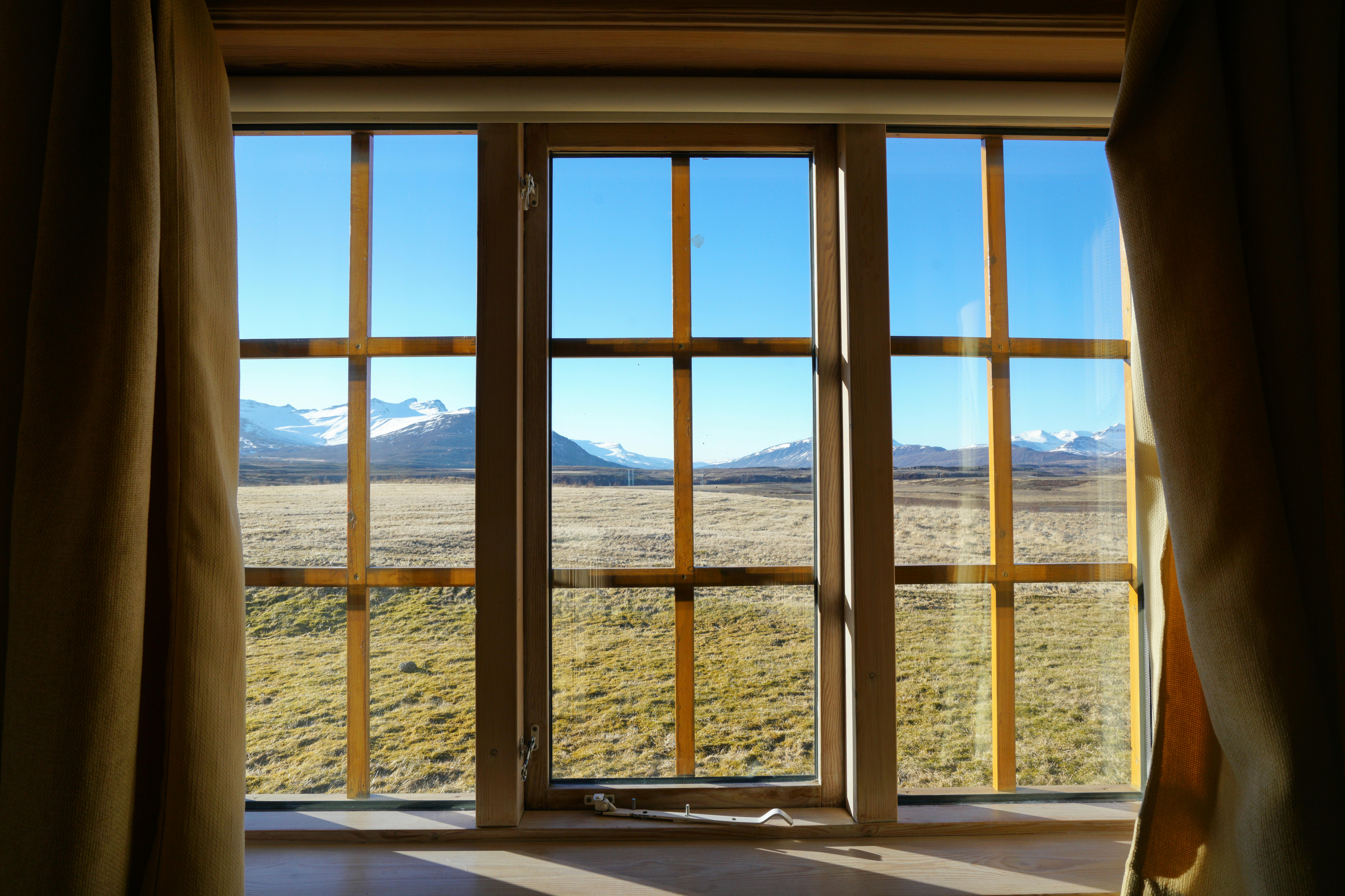Window with View of Mountains · Free Stock Photo