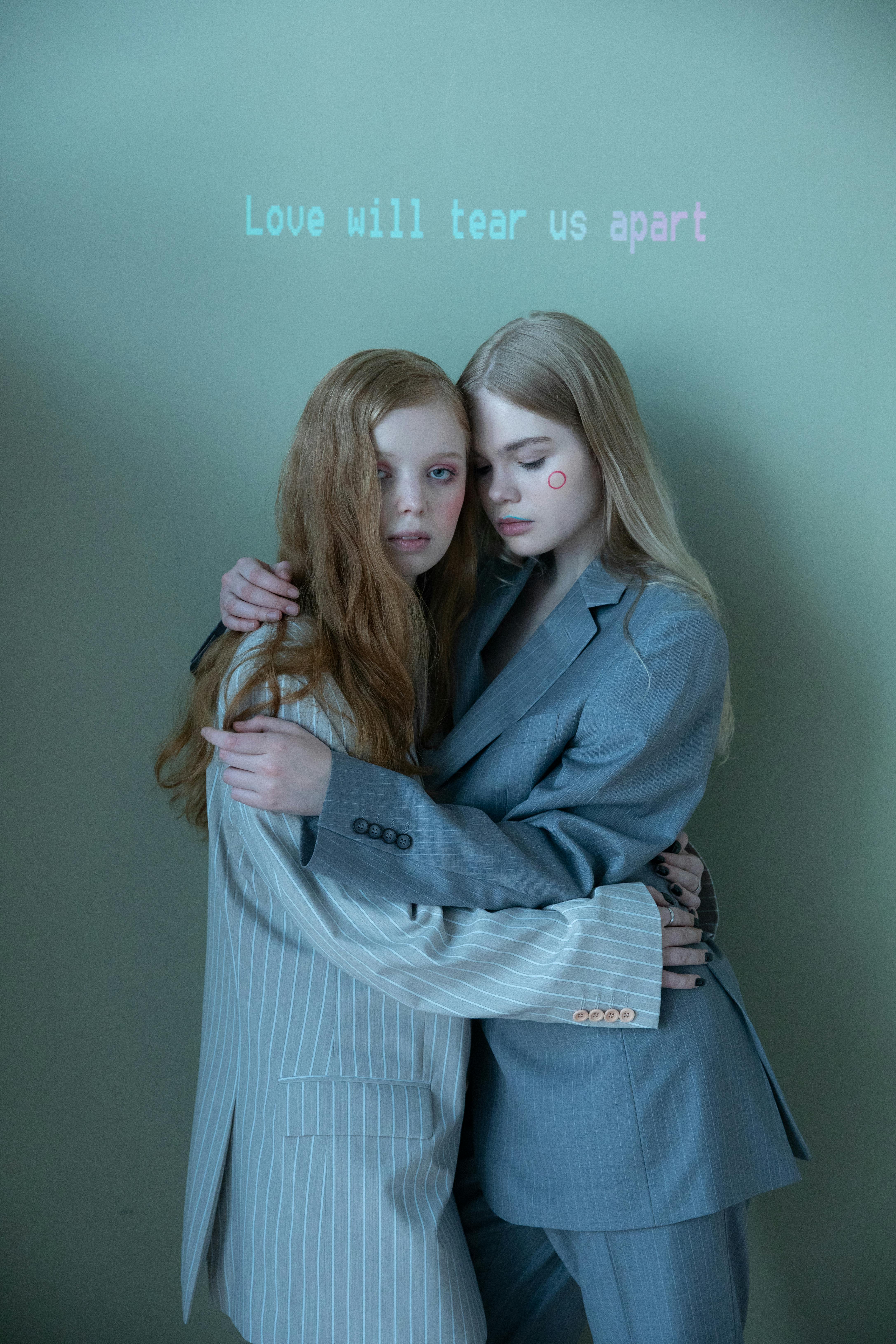 Cuddle Close Couple Pose Photos, Download The BEST Free Cuddle Close ...