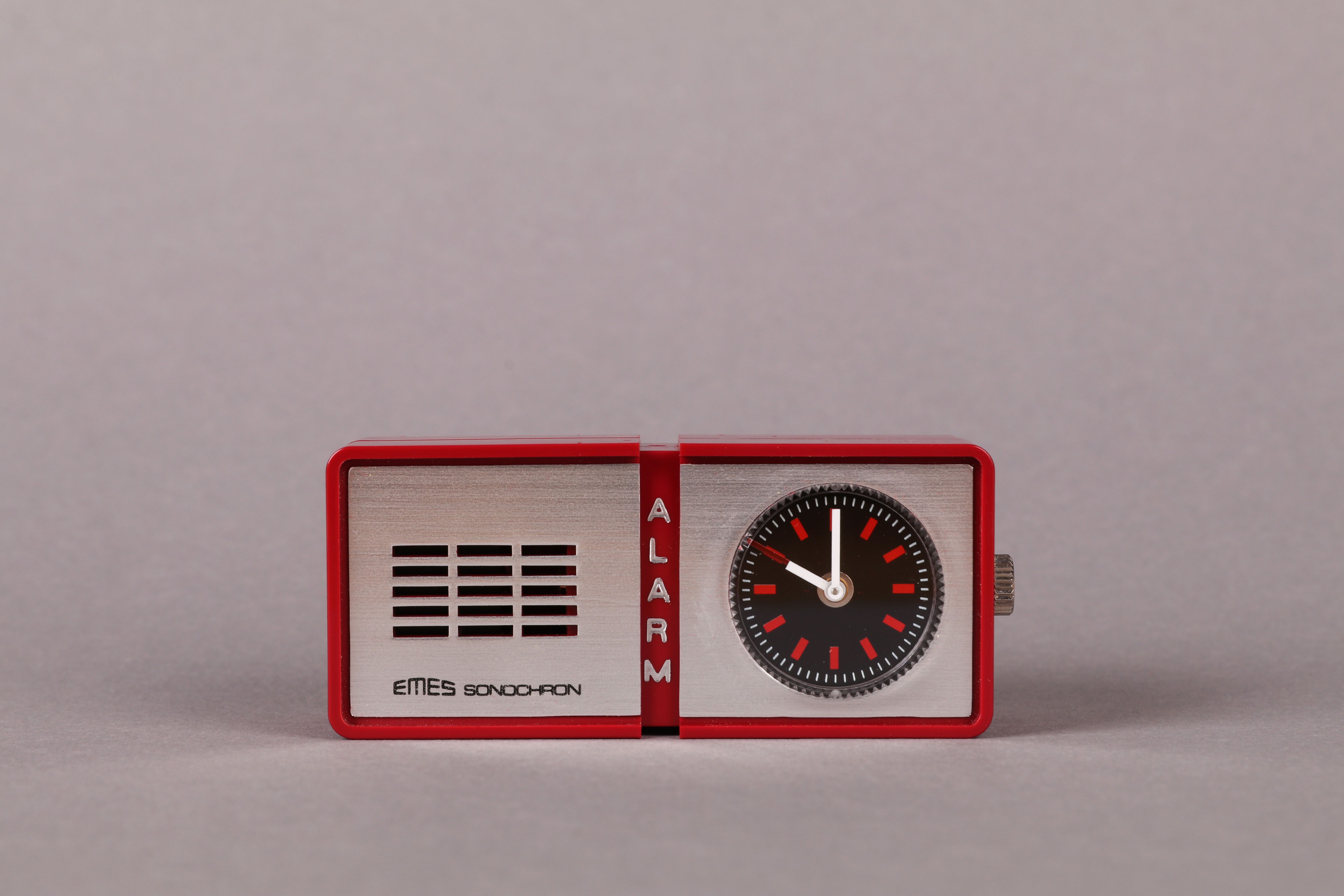 Close-Up Shot of a Red Alarm Clock · Free Stock Photo