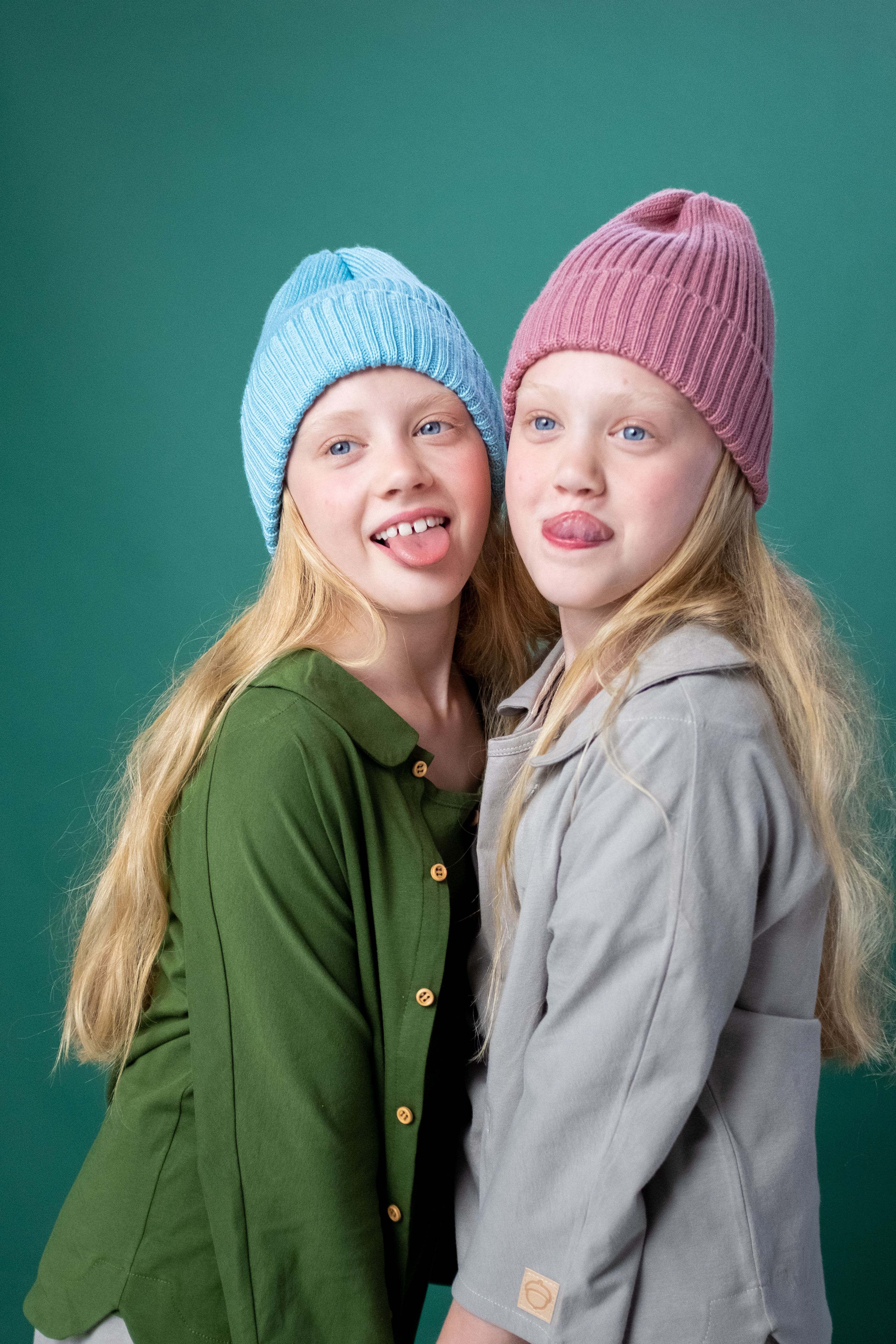 2 Women in Green and Gray Jackets · Free Stock Photo