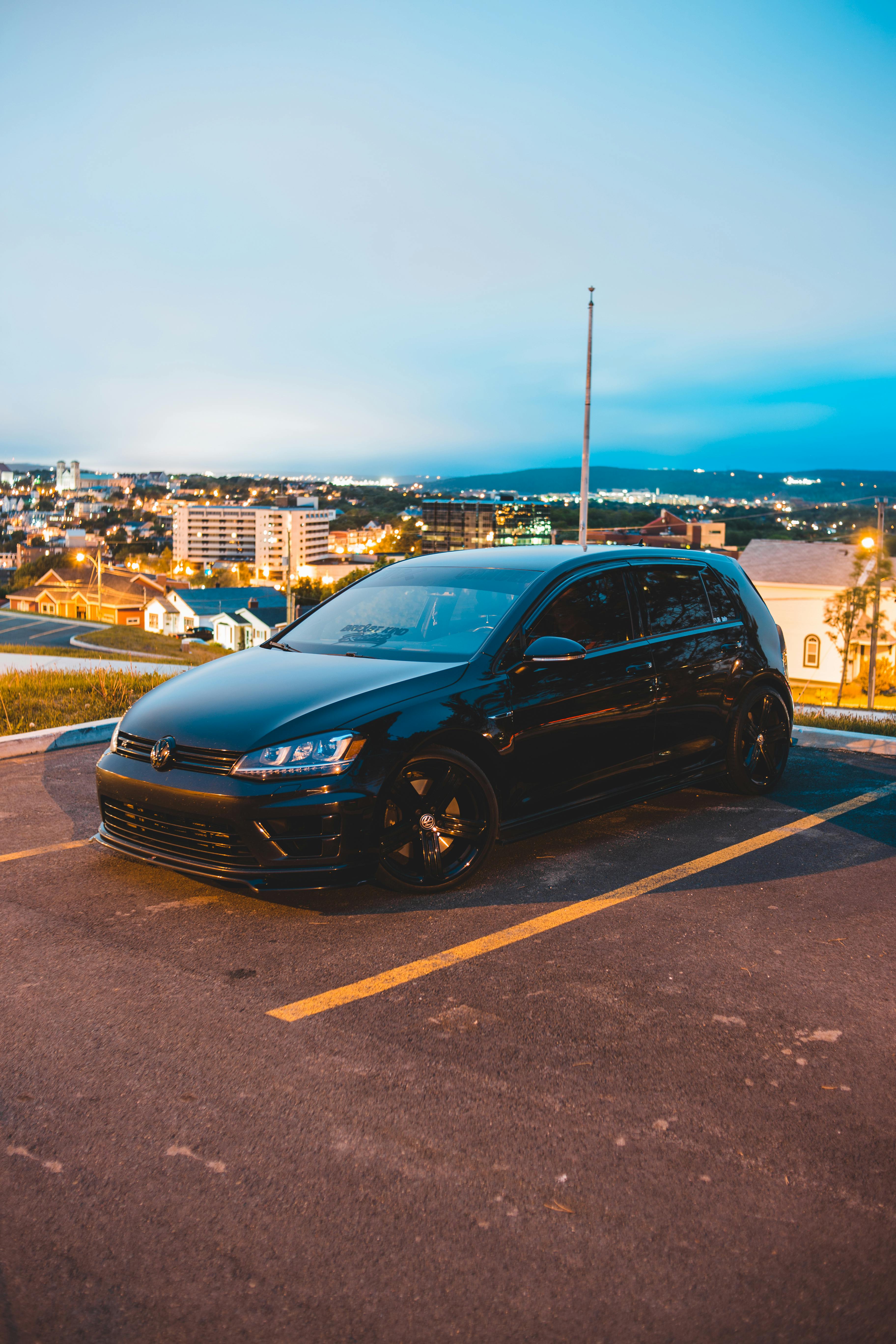 Black car on street in city · Free Stock Photo