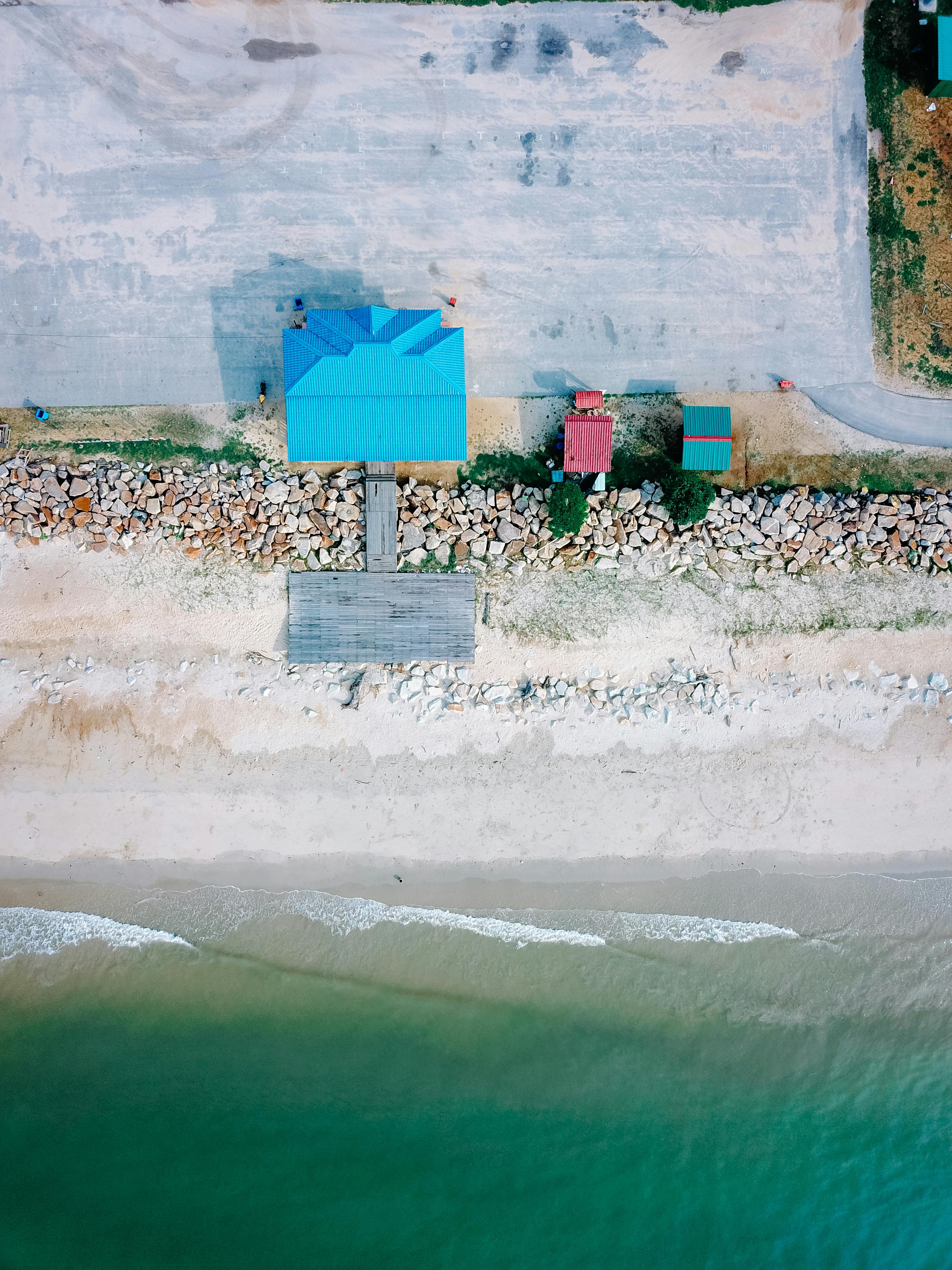 Tropical sea with sandy shore in sunlight · Free Stock Photo