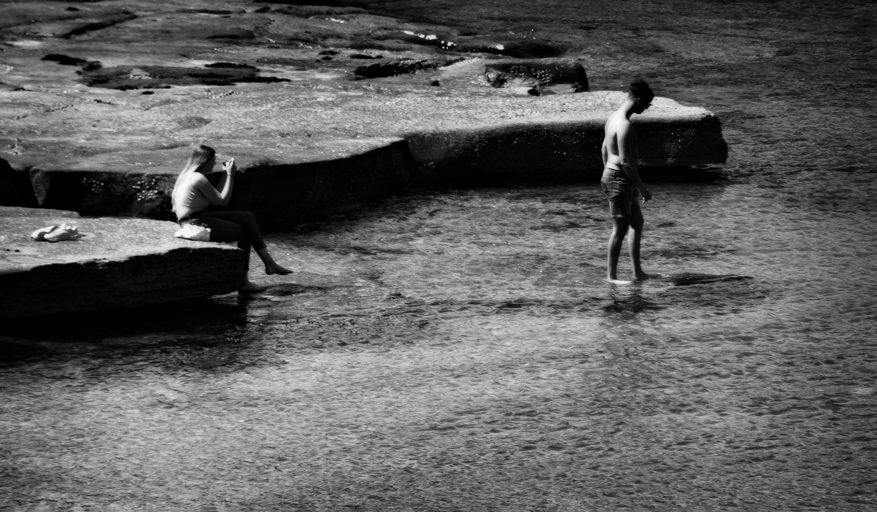 People on Raft near Rocks · Free Stock Photo