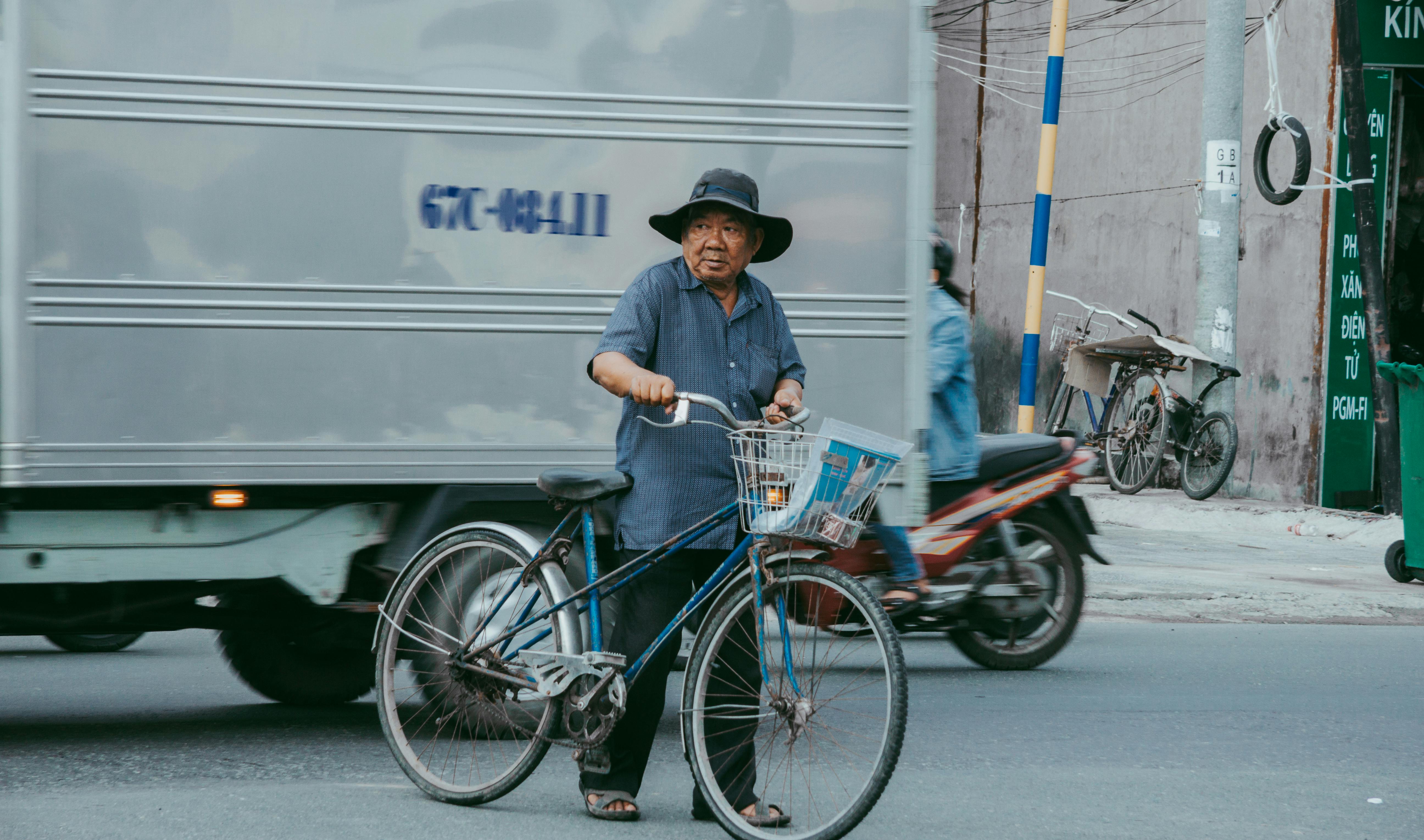 有关交通 人 人行道 公共场所 十字路口 南非 南非城市 商業 地標 垂直拍摄 城市 城市交通 城市公交车 城市氛围