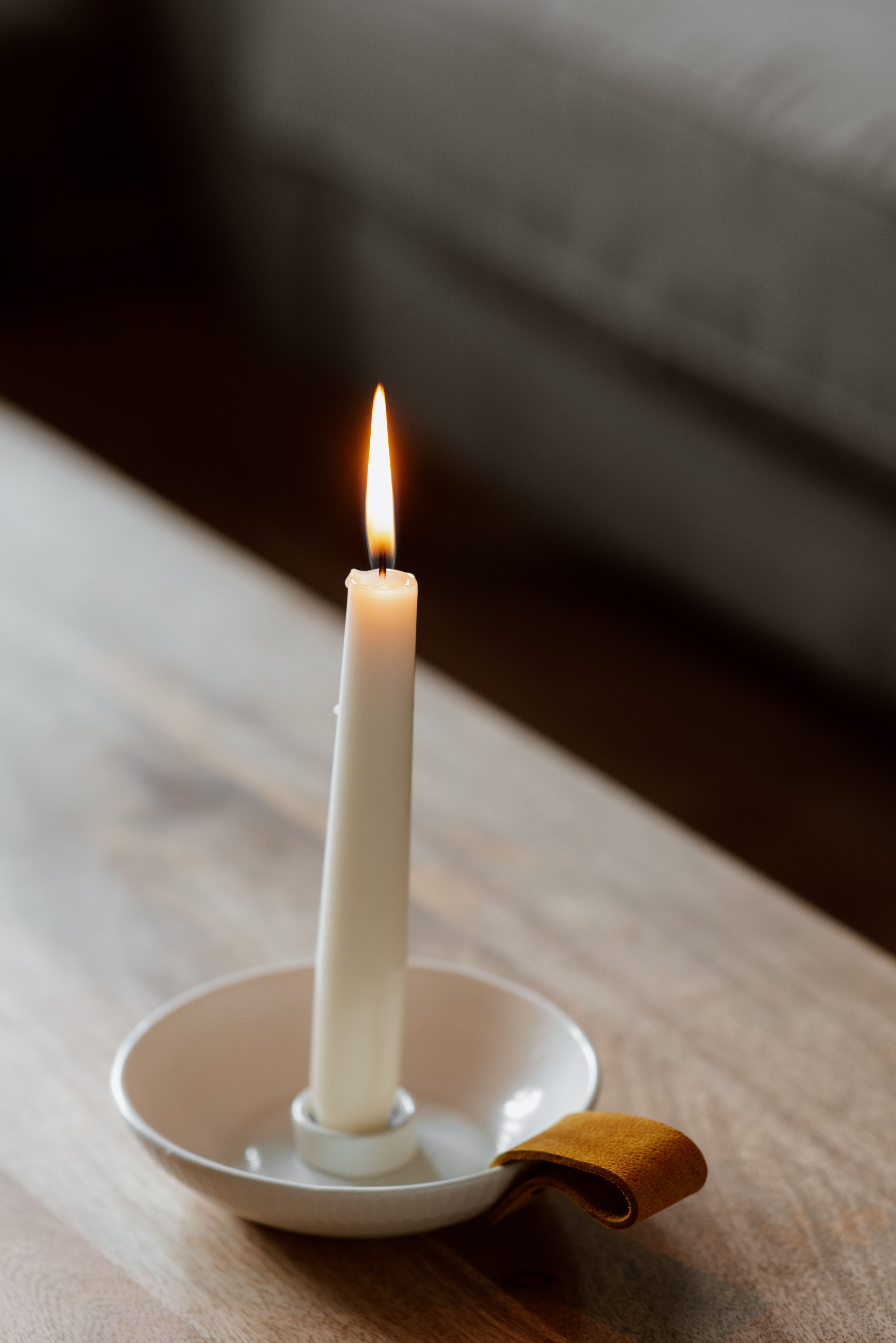 Lilin Lilin Menyala Dalam Mangkuk Di Atas Meja · Foto Stok Gratis