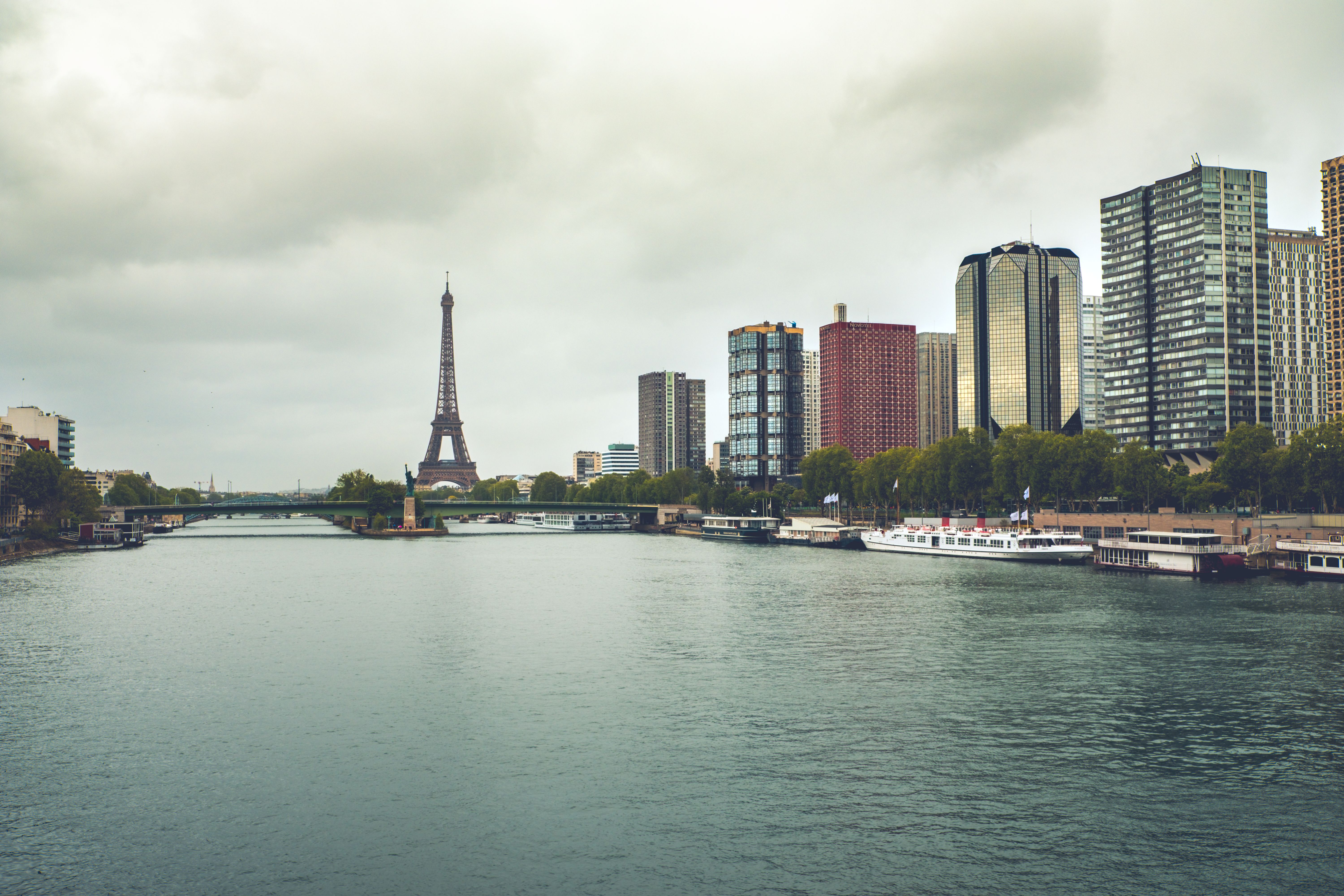 Buildings near River · Free Stock Photo