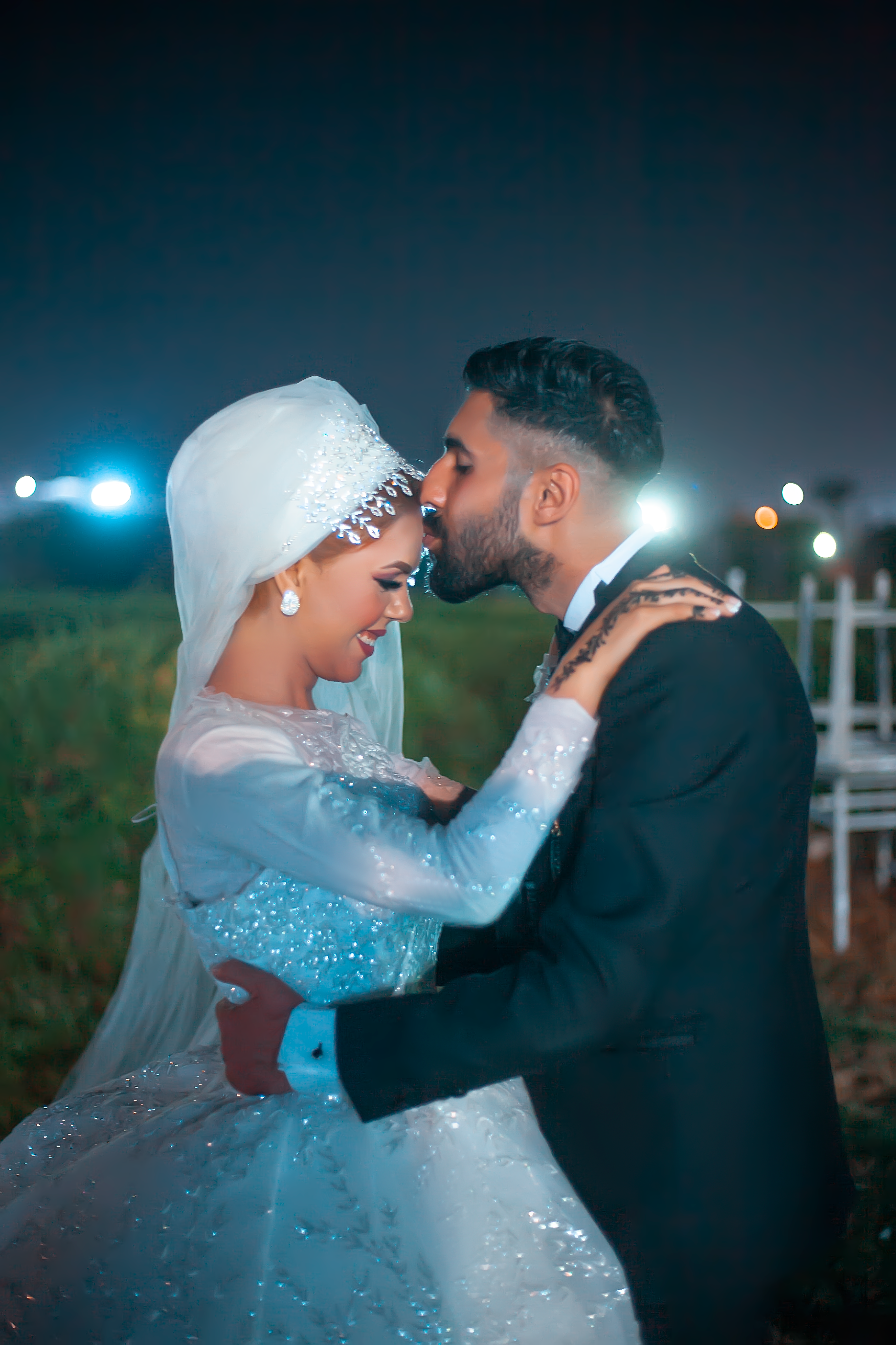 A Romantic Kiss on the Forehead · Free Stock Photo