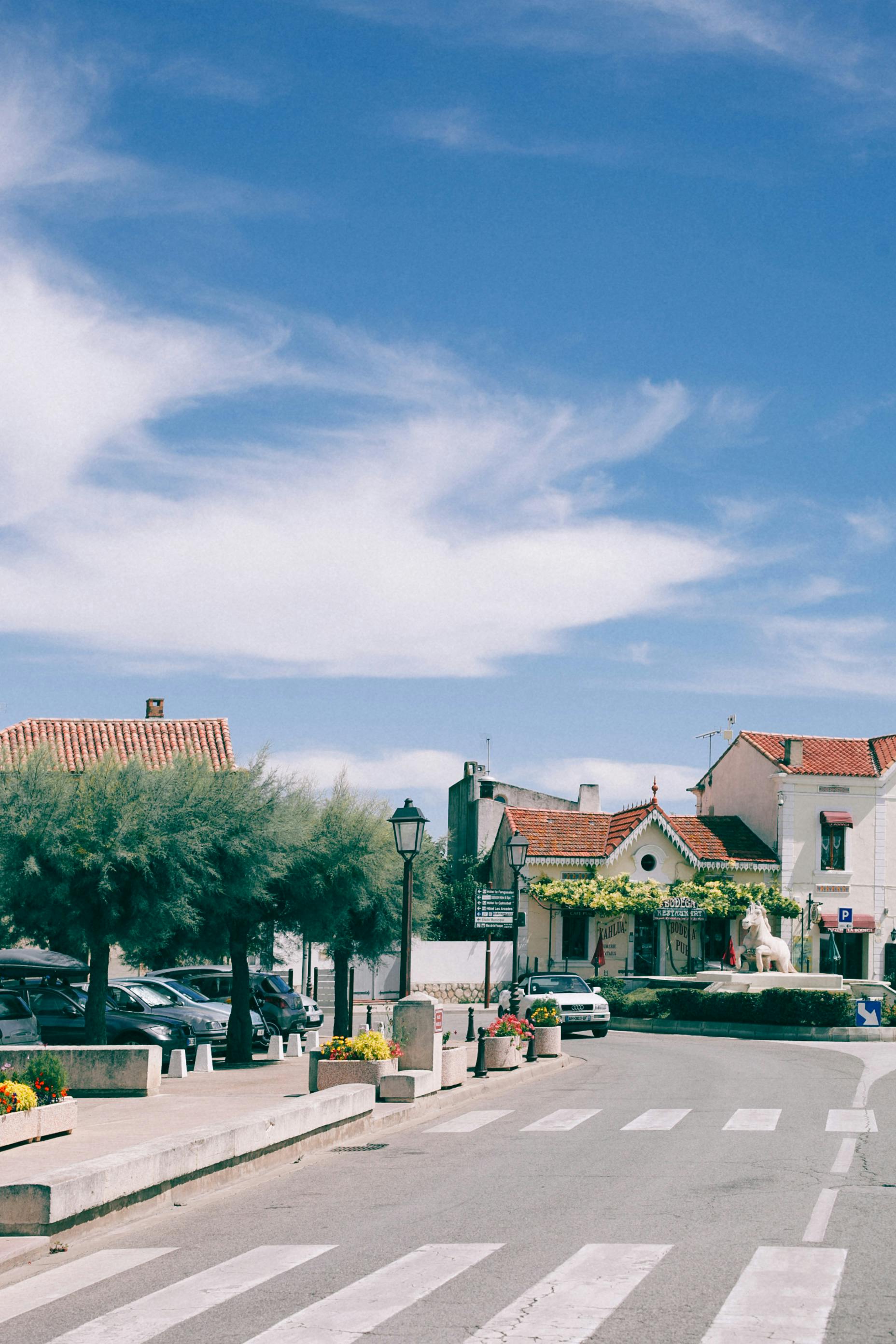 Asphalt road on street in suburb · Free Stock Photo