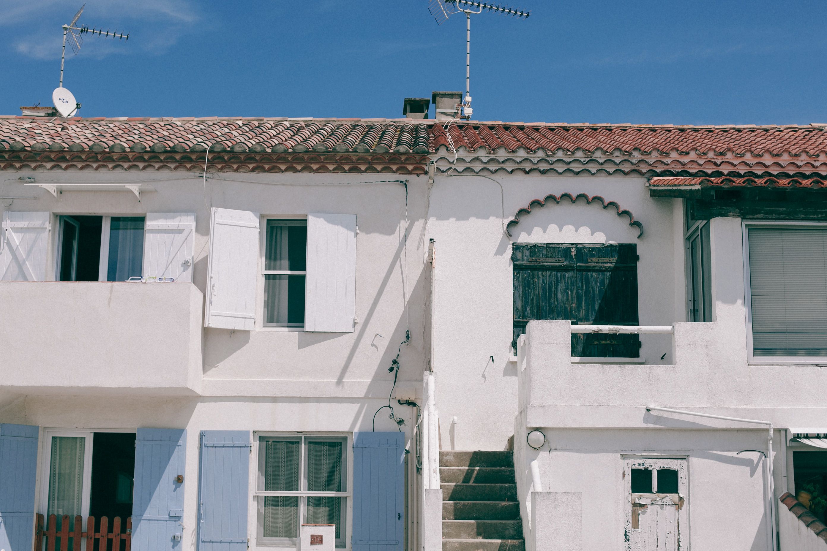Exterior of residential house in sunny day · Free Stock Photo